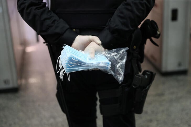 U.S. tells agencies they can ease federal employee mask rules | Reuters