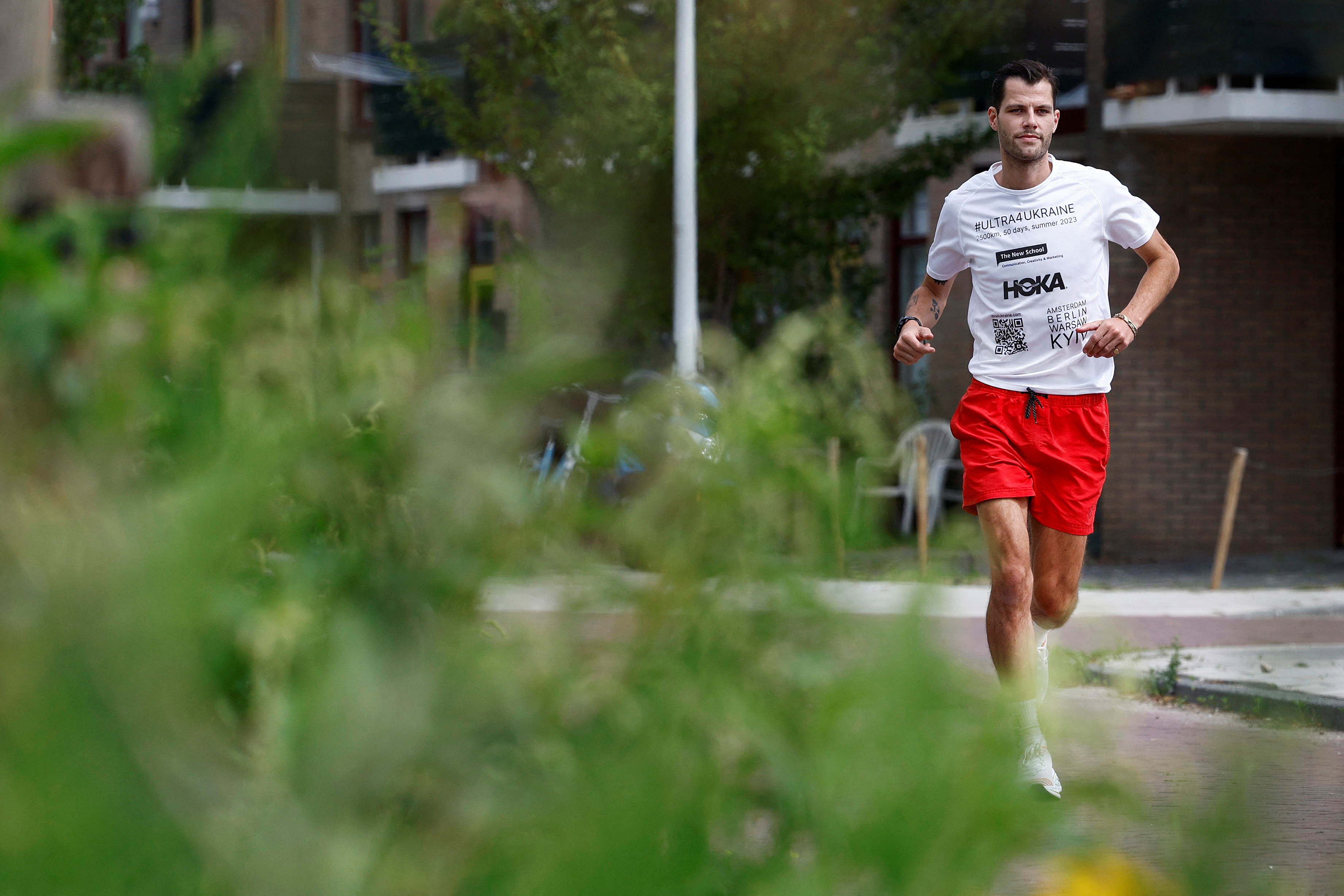 Dutchman running from Amsterdam to Kyiv to buy ambulances for Ukraine ...