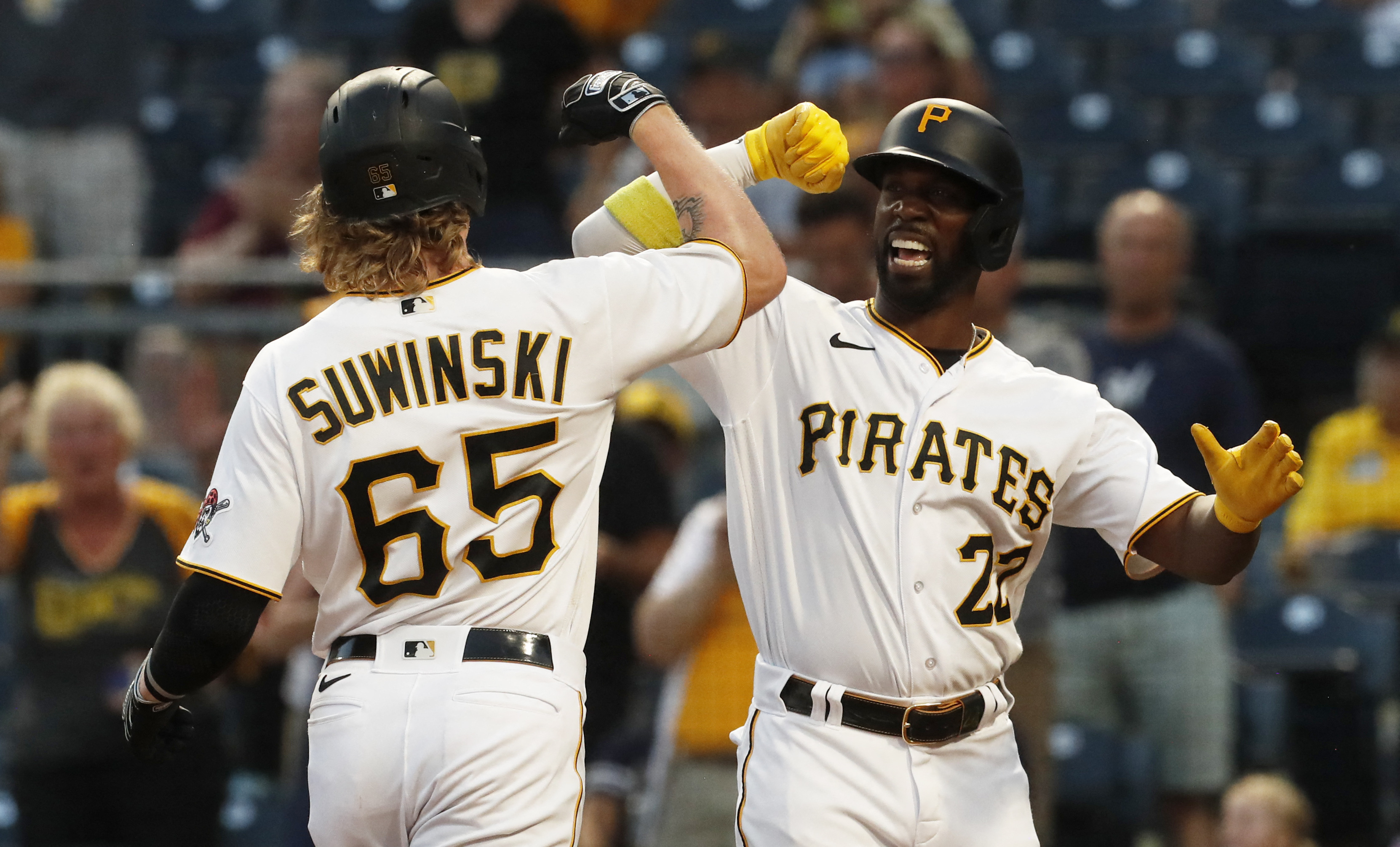 Home runs help push Pirates past Brewers | Reuters
