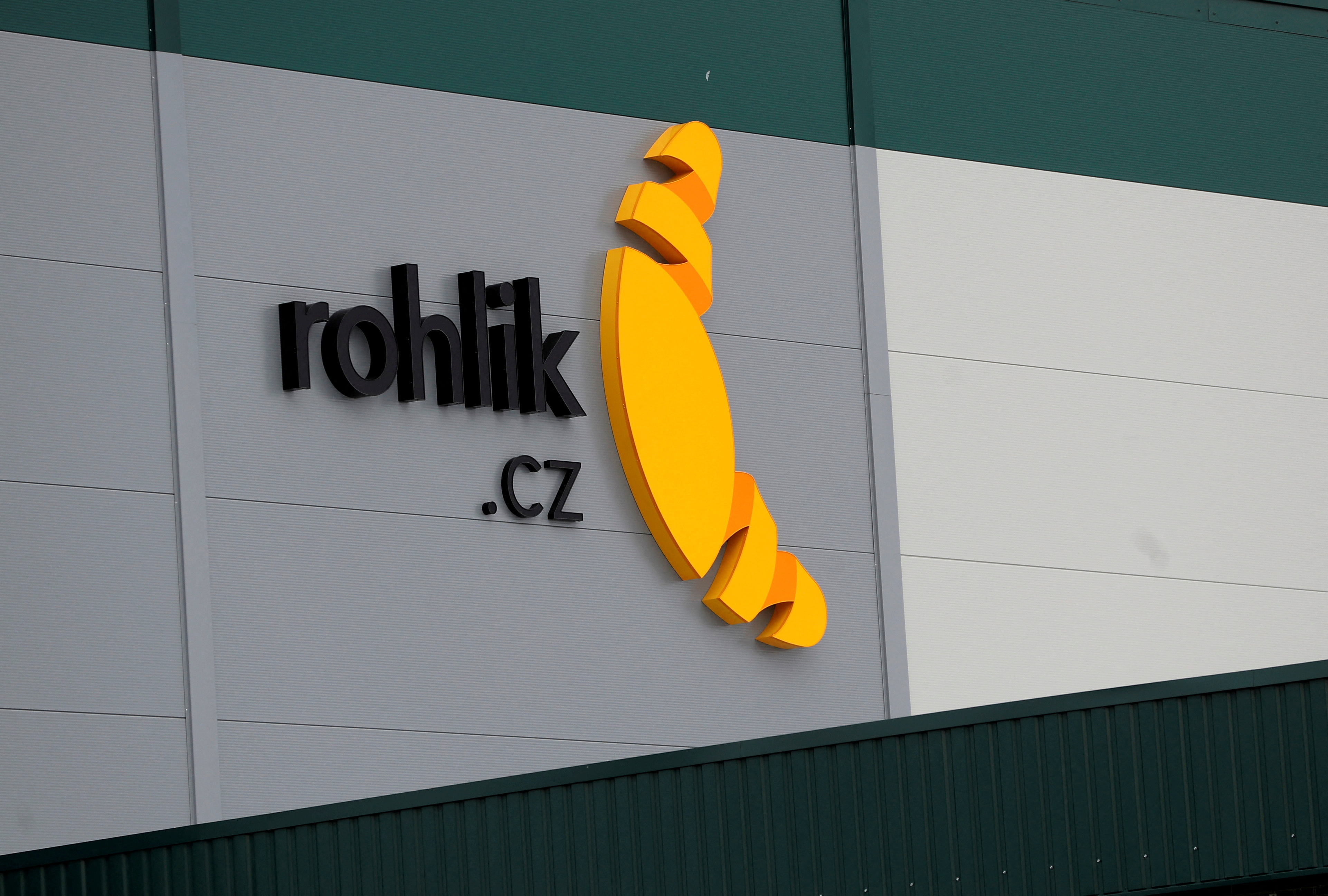 Focus: Czech online grocer Rohlik ramps up German expansion as rivals quit | Reuters