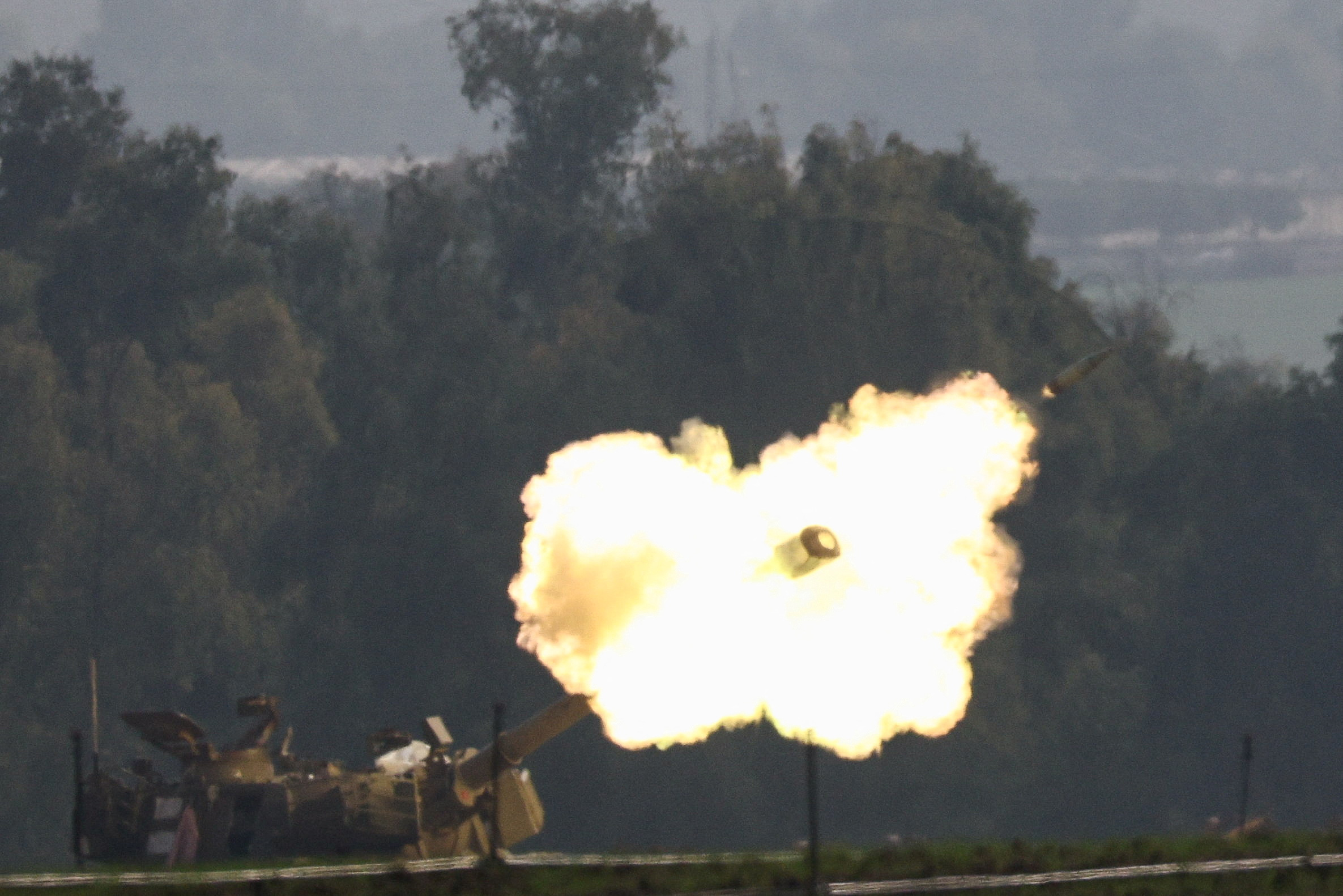 Israeli tanks push deep into central Gaza town, air strike kills 20 in ...