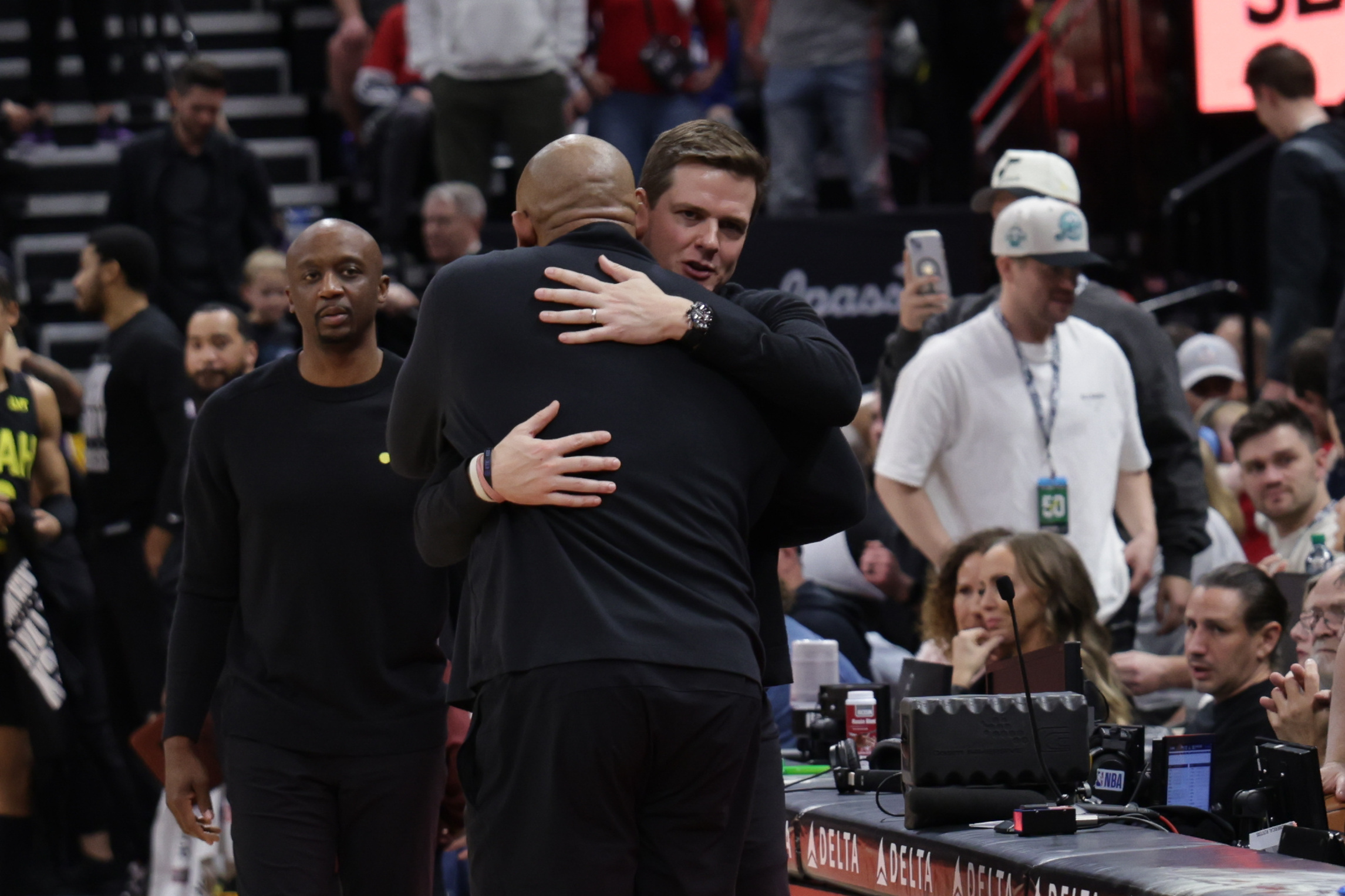 No LeBron James, no problem: Lakers bully Jazz | Reuters