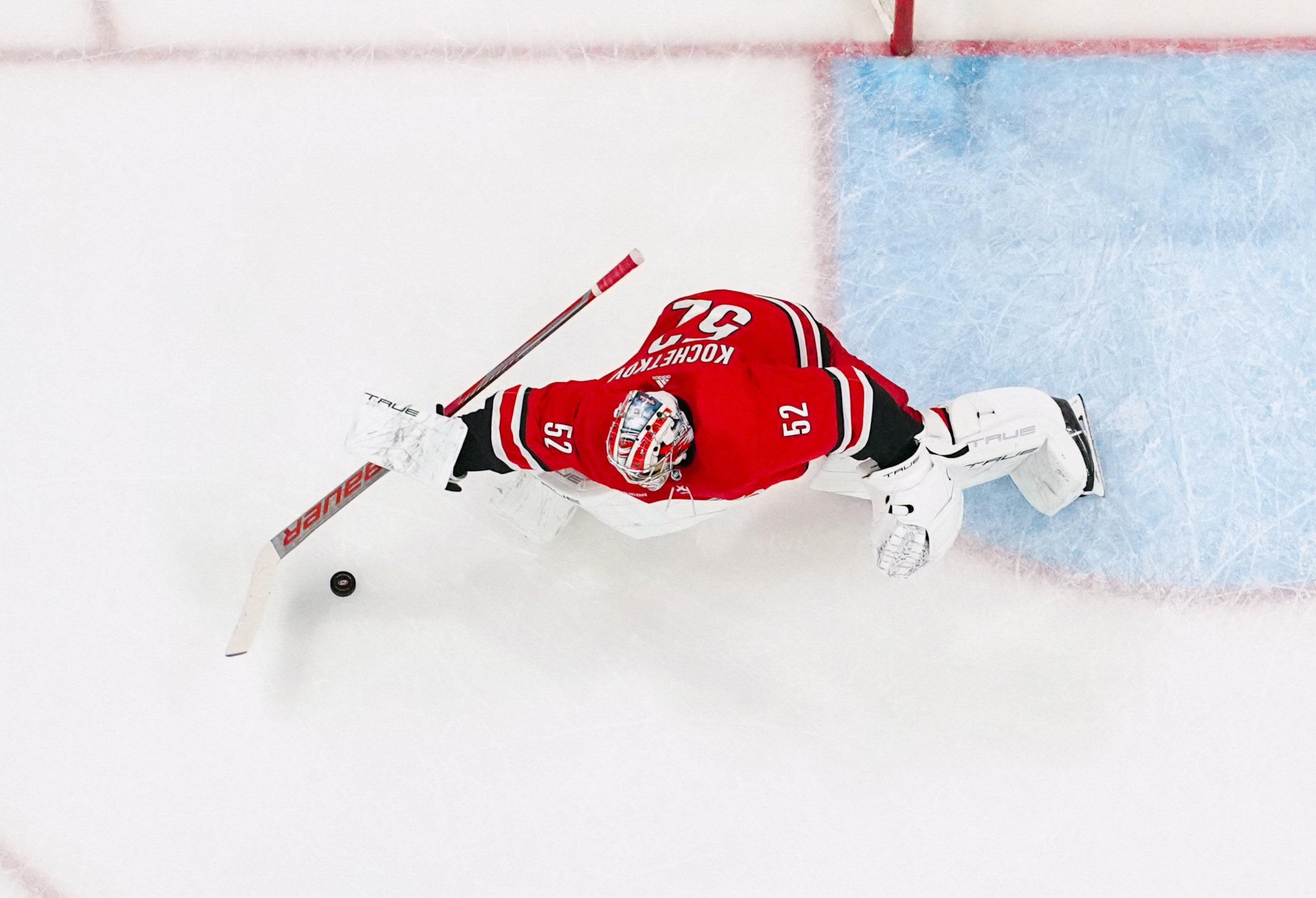 Stars edge Hurricanes to halt winless streak | Reuters