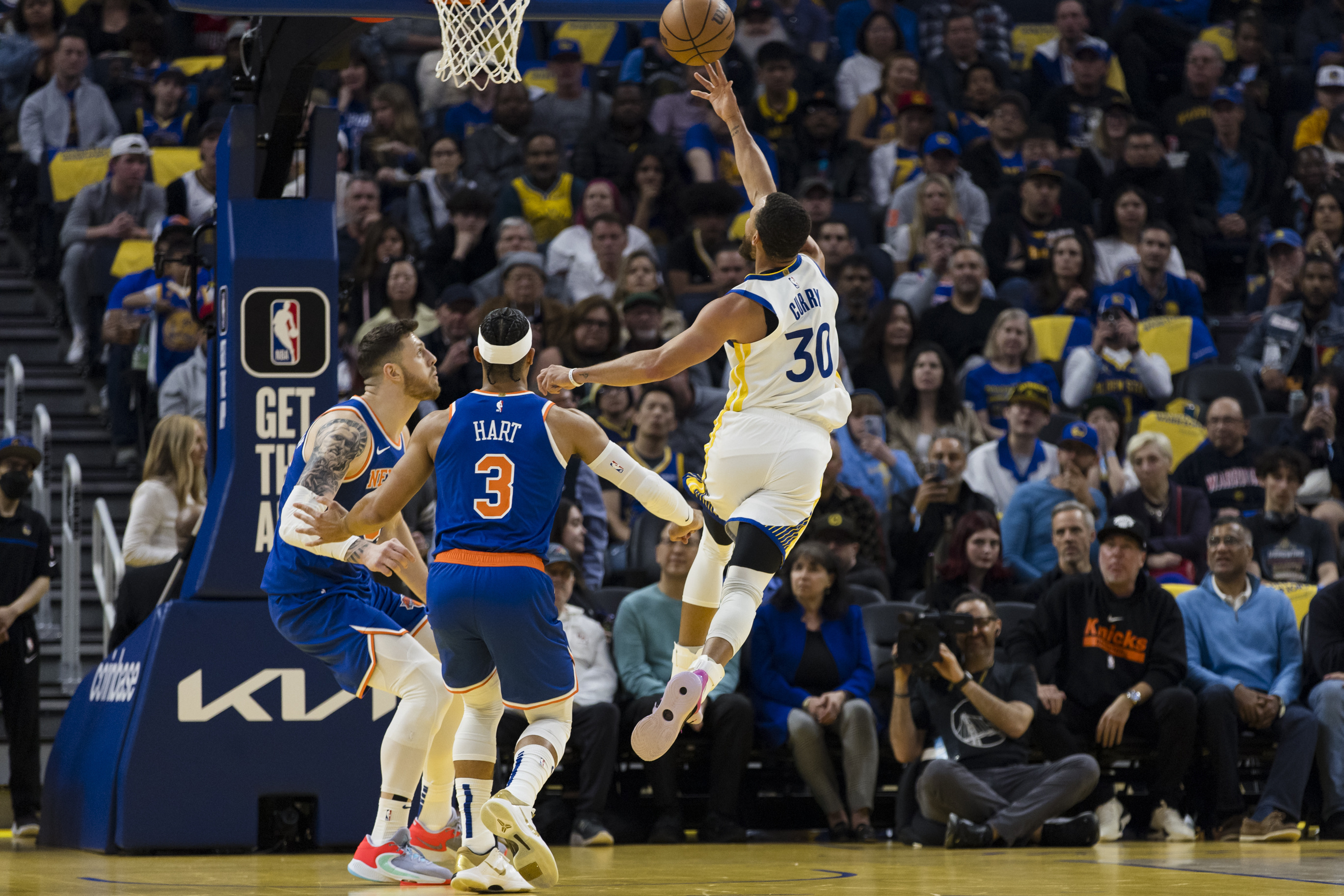 Backcourt duo carries Knicks over Warriors, 119-112 | Reuters