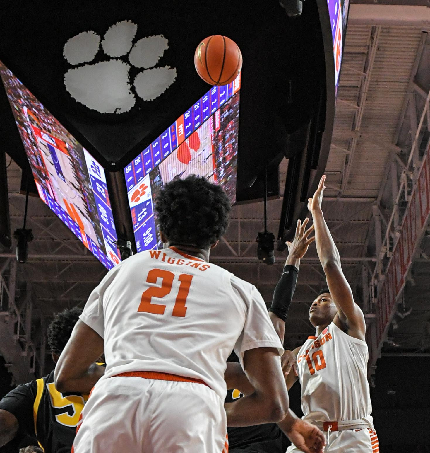 Ian Schieffelin powers Clemson past Pitt | Reuters