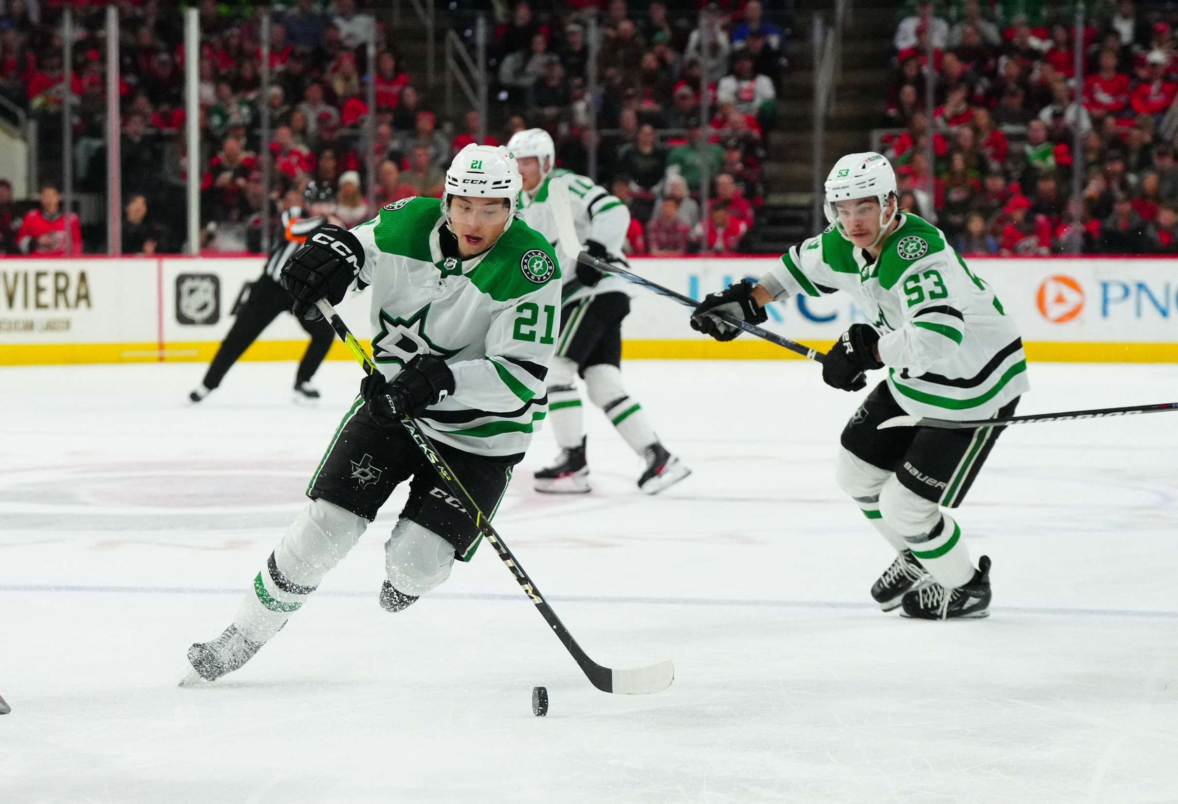 Stars edge Hurricanes to halt winless streak | Reuters