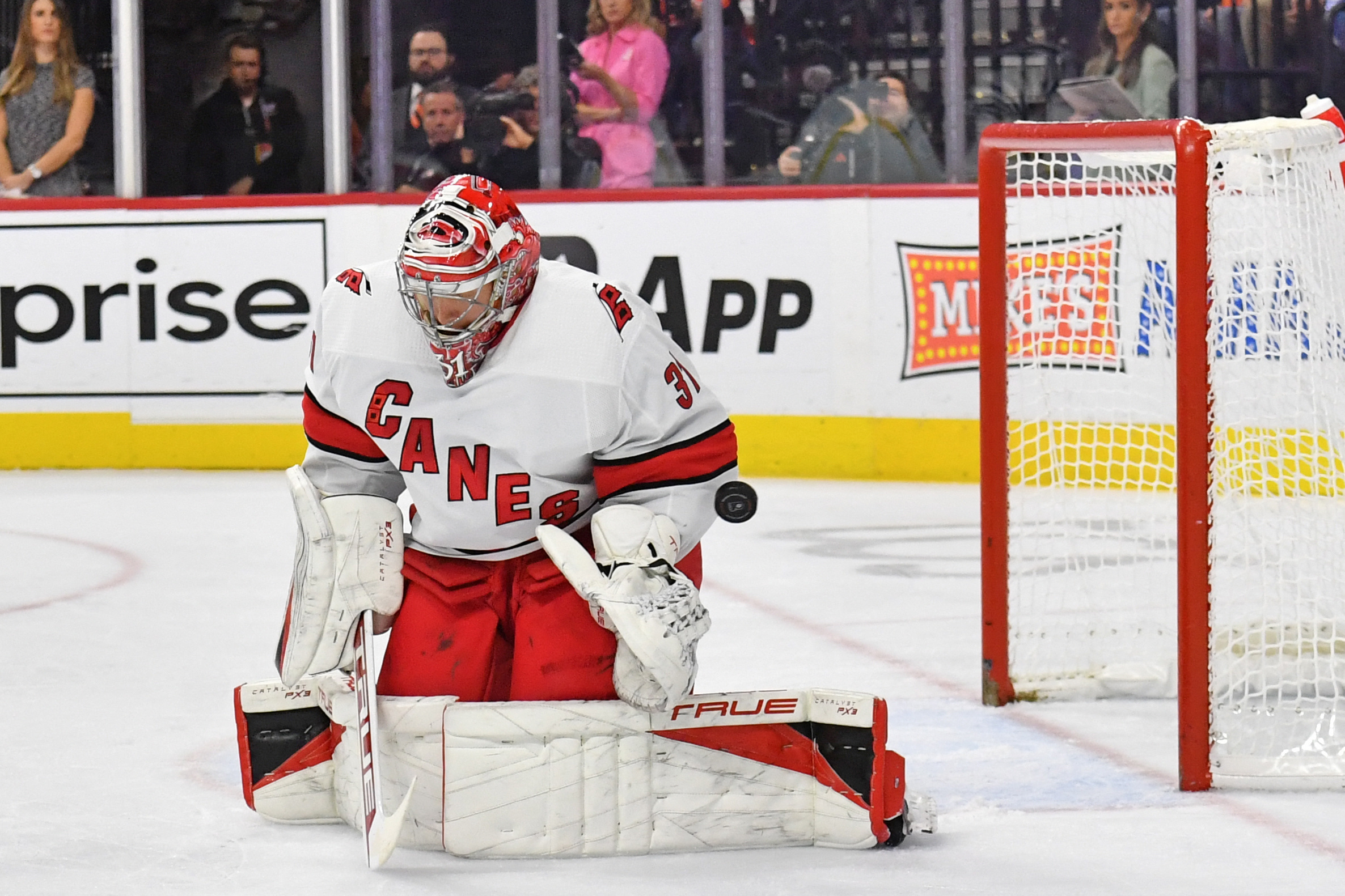 Teuvo Teravainen's 3rd-period goal lifts Hurricanes over Flyers | Reuters