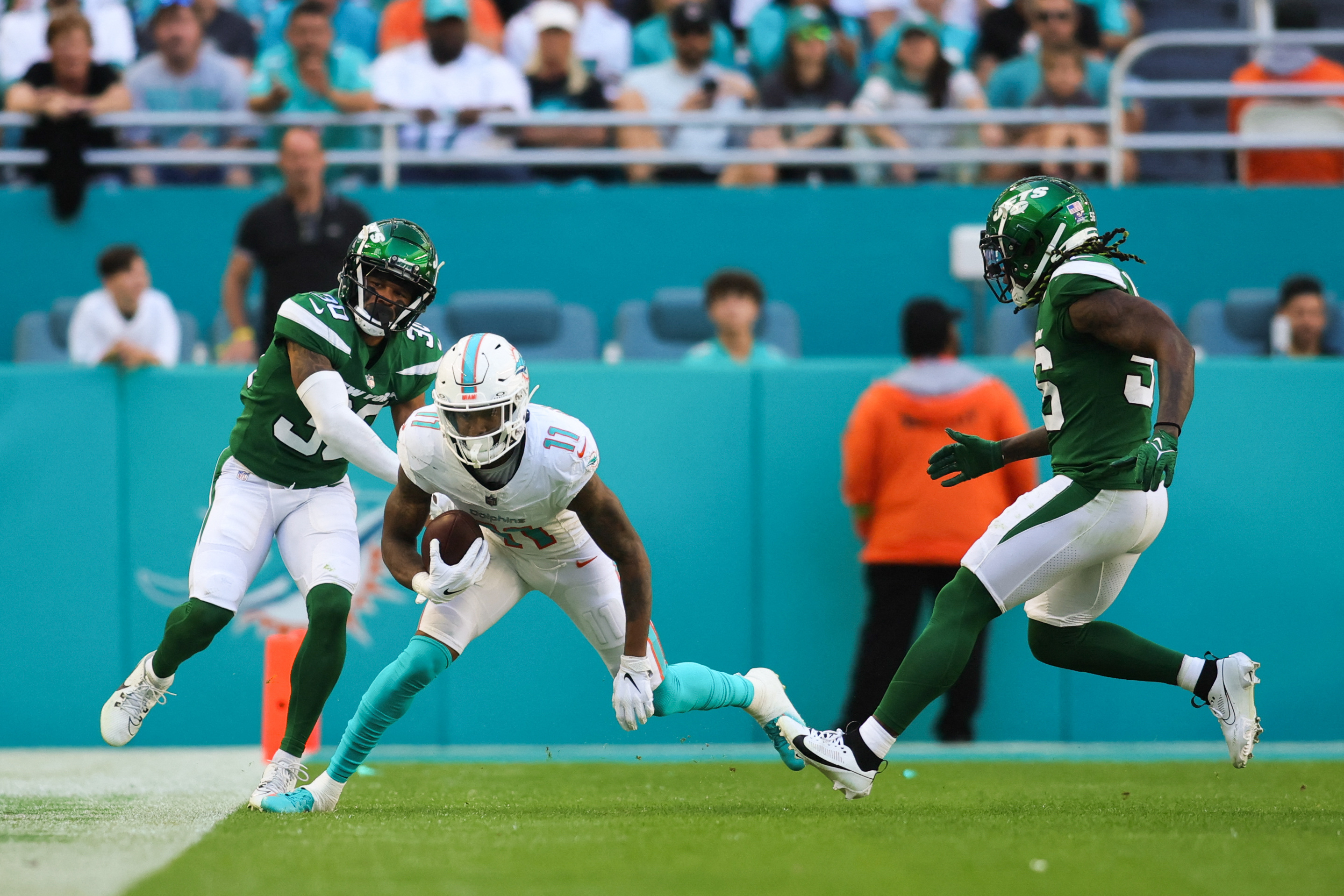 Raheem Mostert sets TD mark as Dolphins blast Jets | Reuters