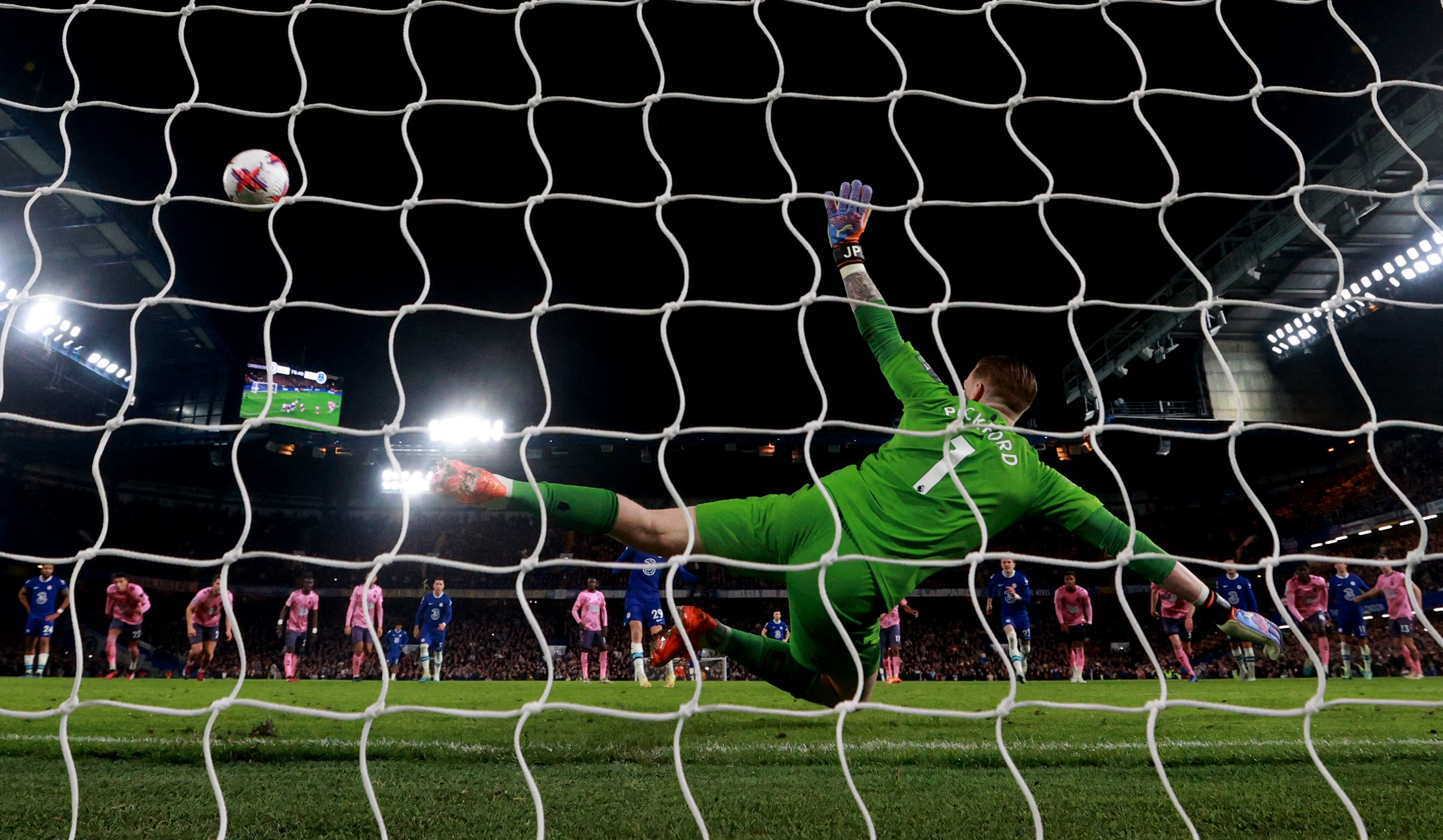 Simms last-gasp goal earns Everton 2-2 draw at Chelsea | Reuters