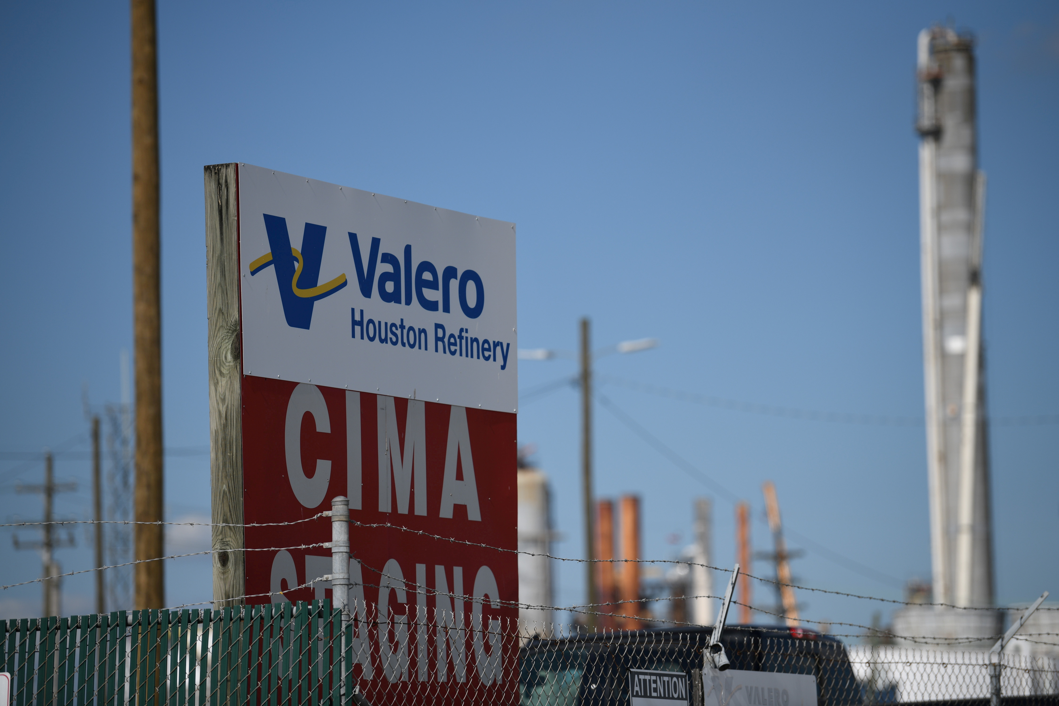 Valero refineries to run up to 92% capacity in Q4 2021 -company | Reuters