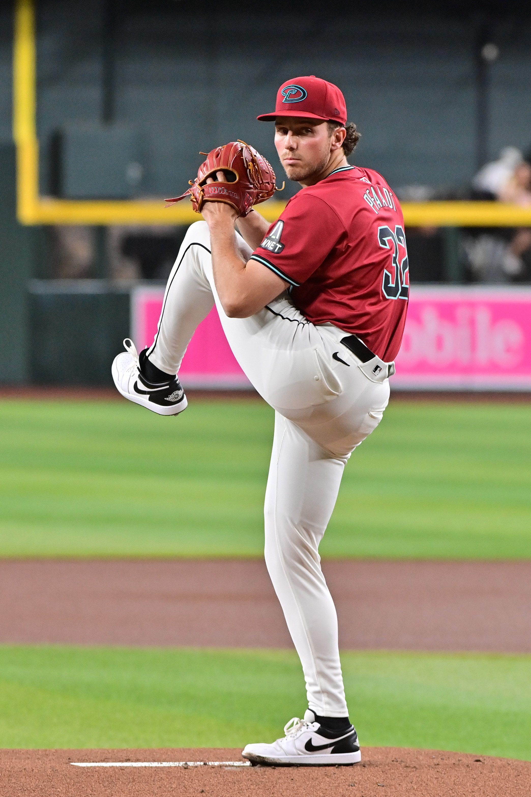 In pitchers' duel, D-backs edge reeling Reds on late hit | Reuters