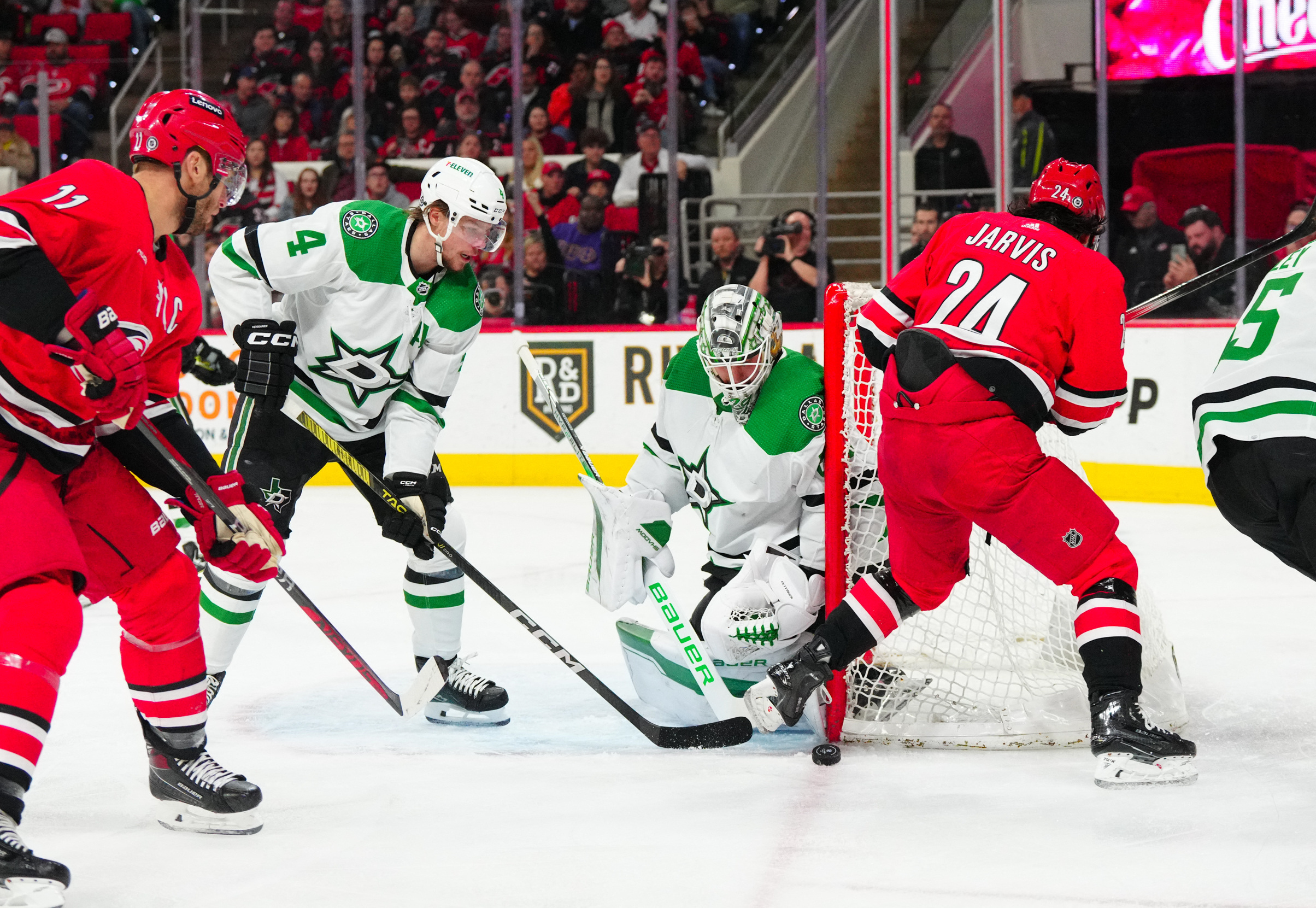 Stars edge Hurricanes to halt winless streak | Reuters