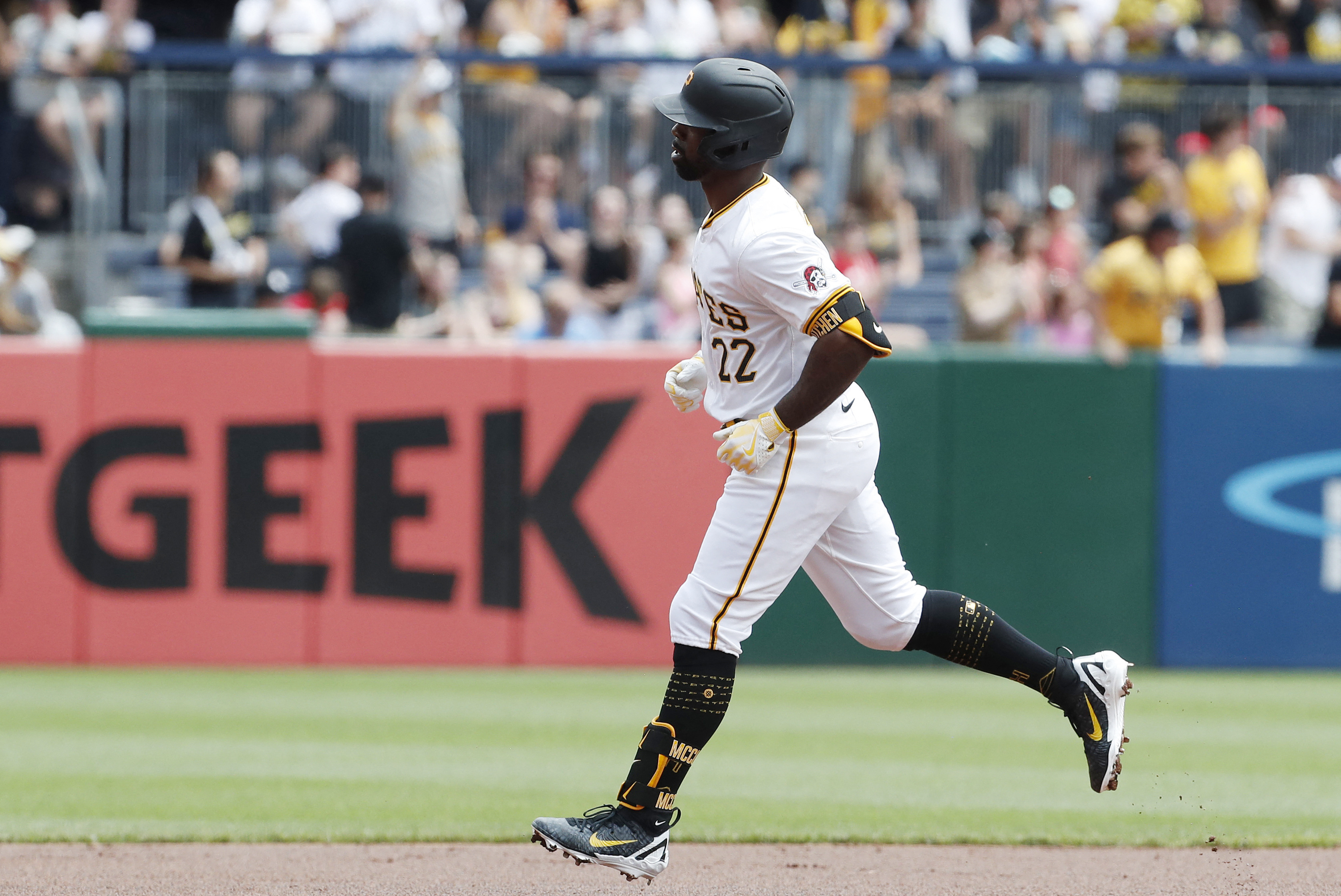 Brett Wisely caps comeback as Giants stun Pirates | Reuters