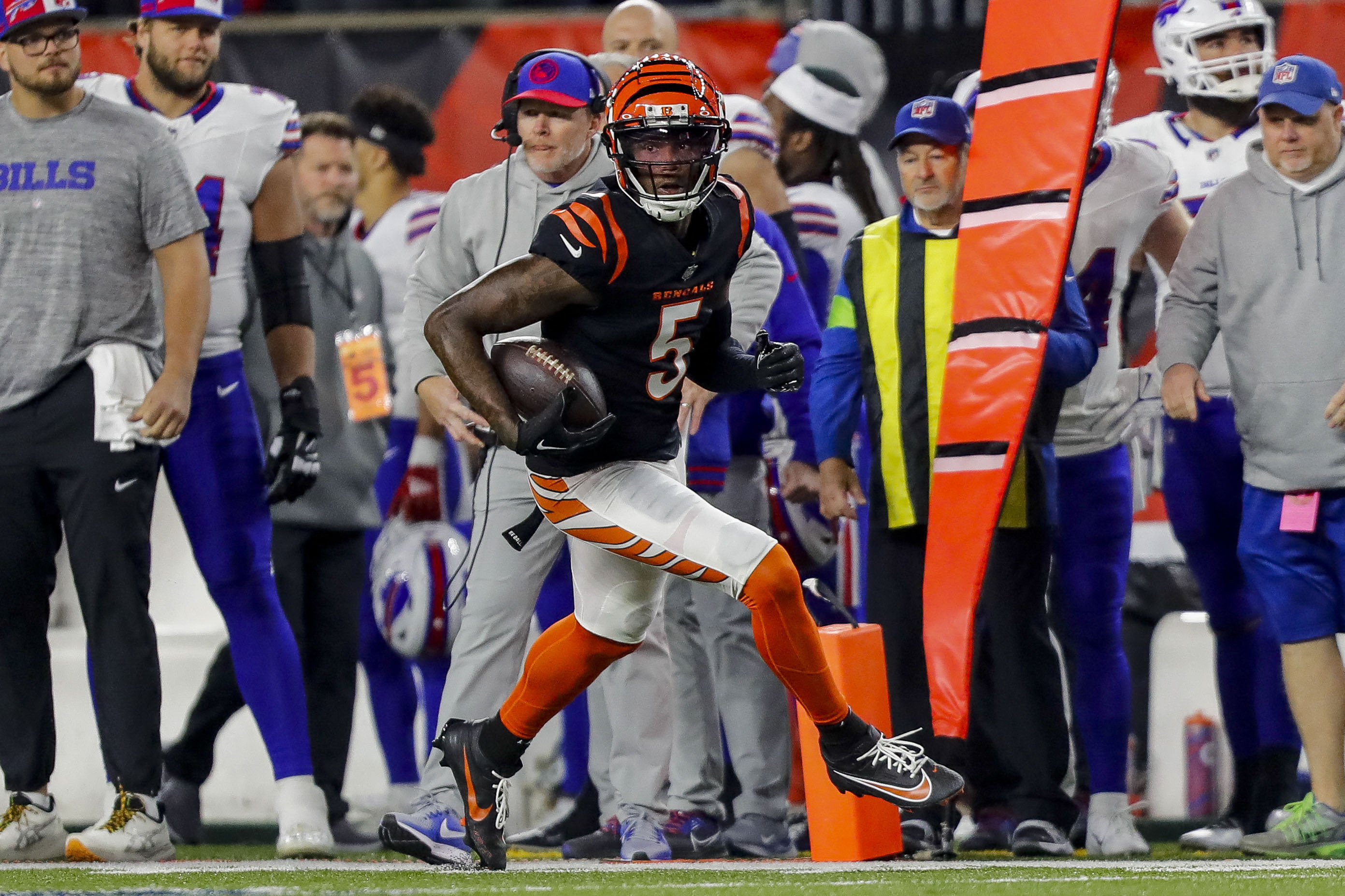Joe Burrow throws 2 TDs as Bengals hold off Bills | Reuters