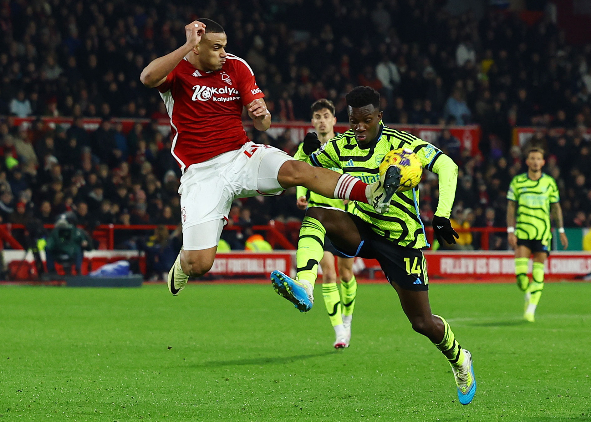 Arsenal close in on leaders Liverpool with win at Forest | Reuters