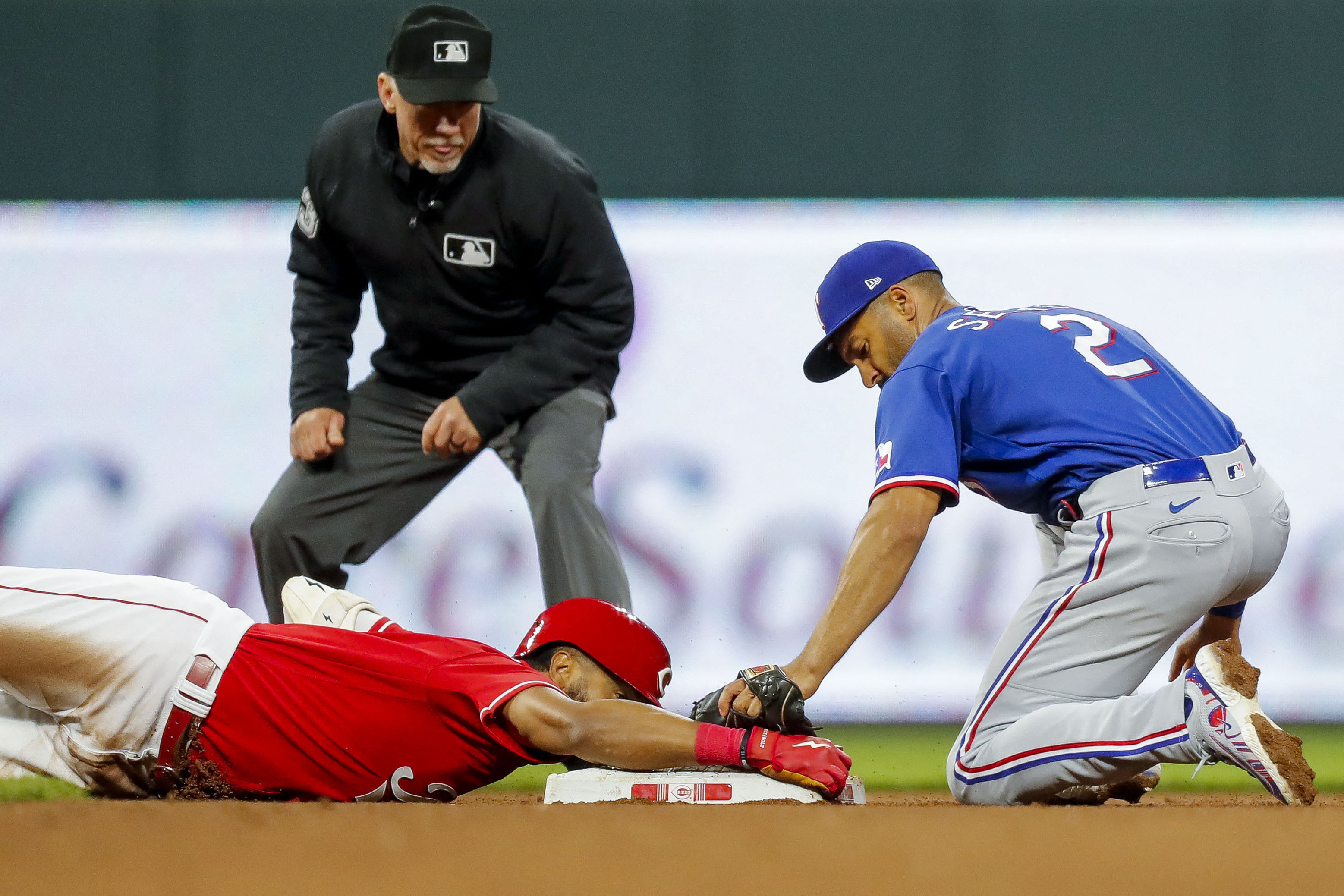 Six-run rally gives Reds comeback win over Rangers | Reuters