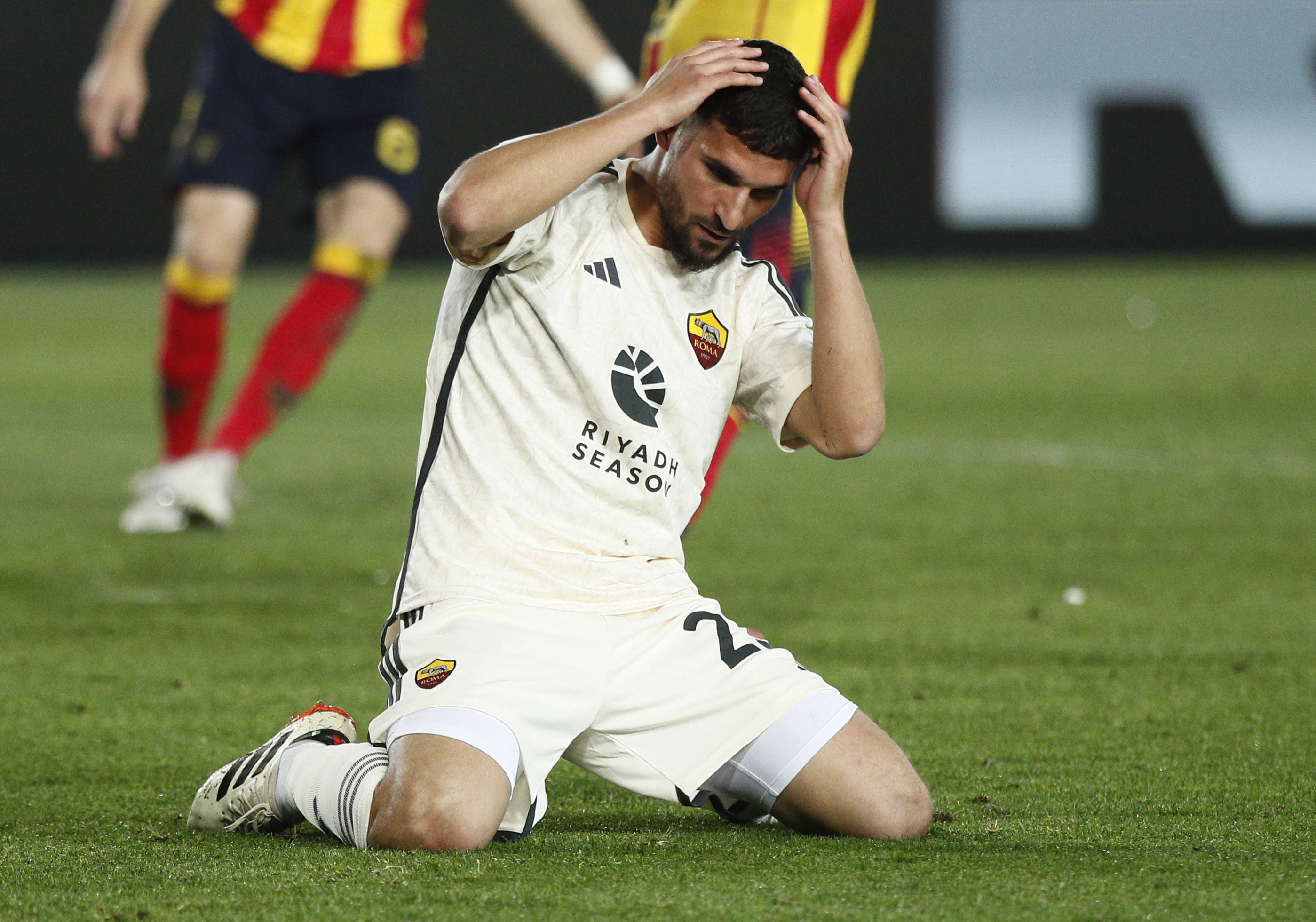 Roma stall in top-four chase with goalless Lecce draw | Reuters
