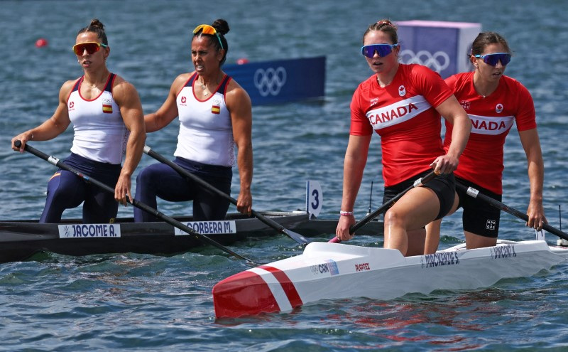 Canoeing-China win gold in women's canoe double 500m final | Reuters