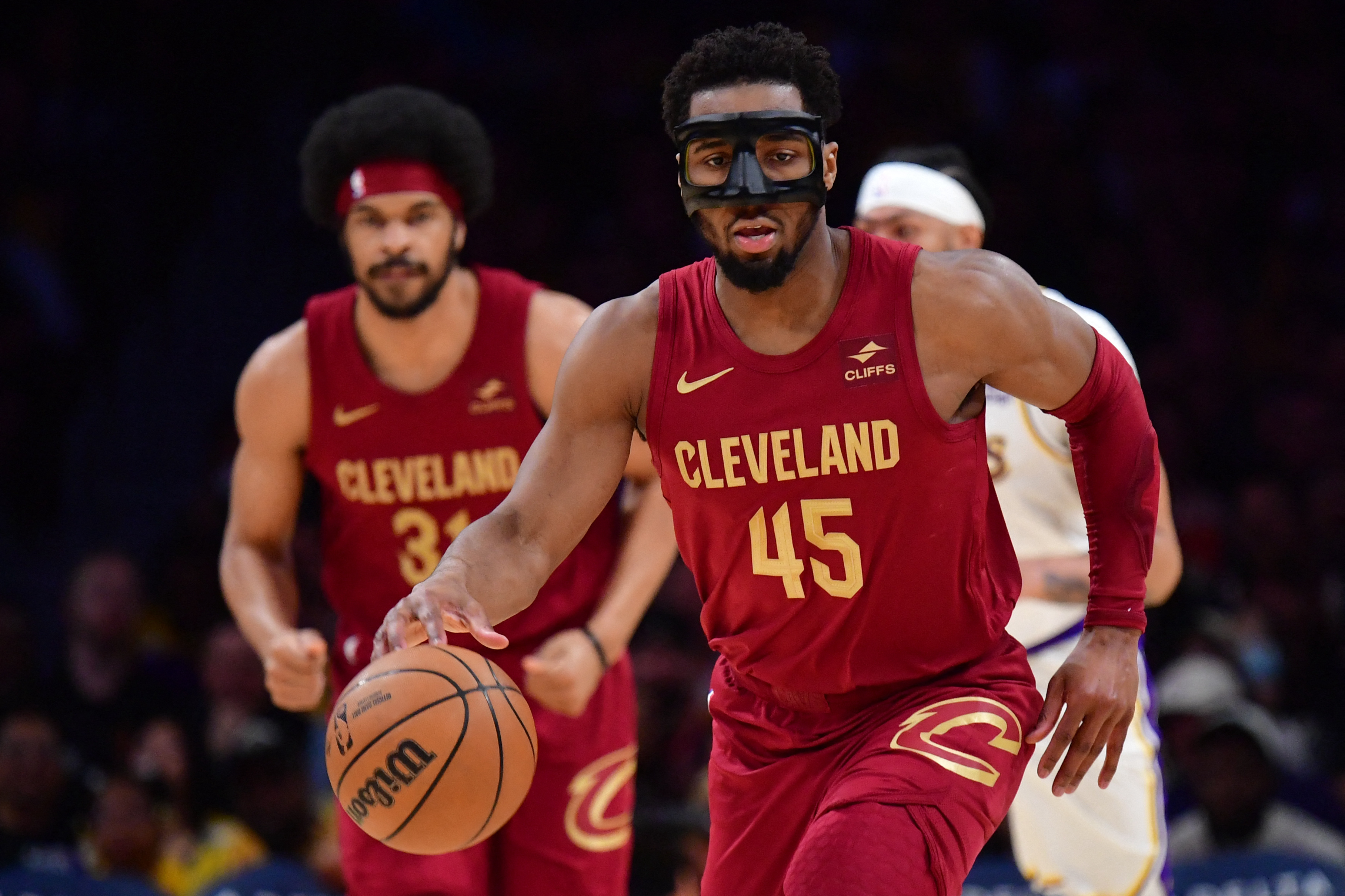 Lakers use 19-0 run to pull away from Cavs, win 4th straight | Reuters