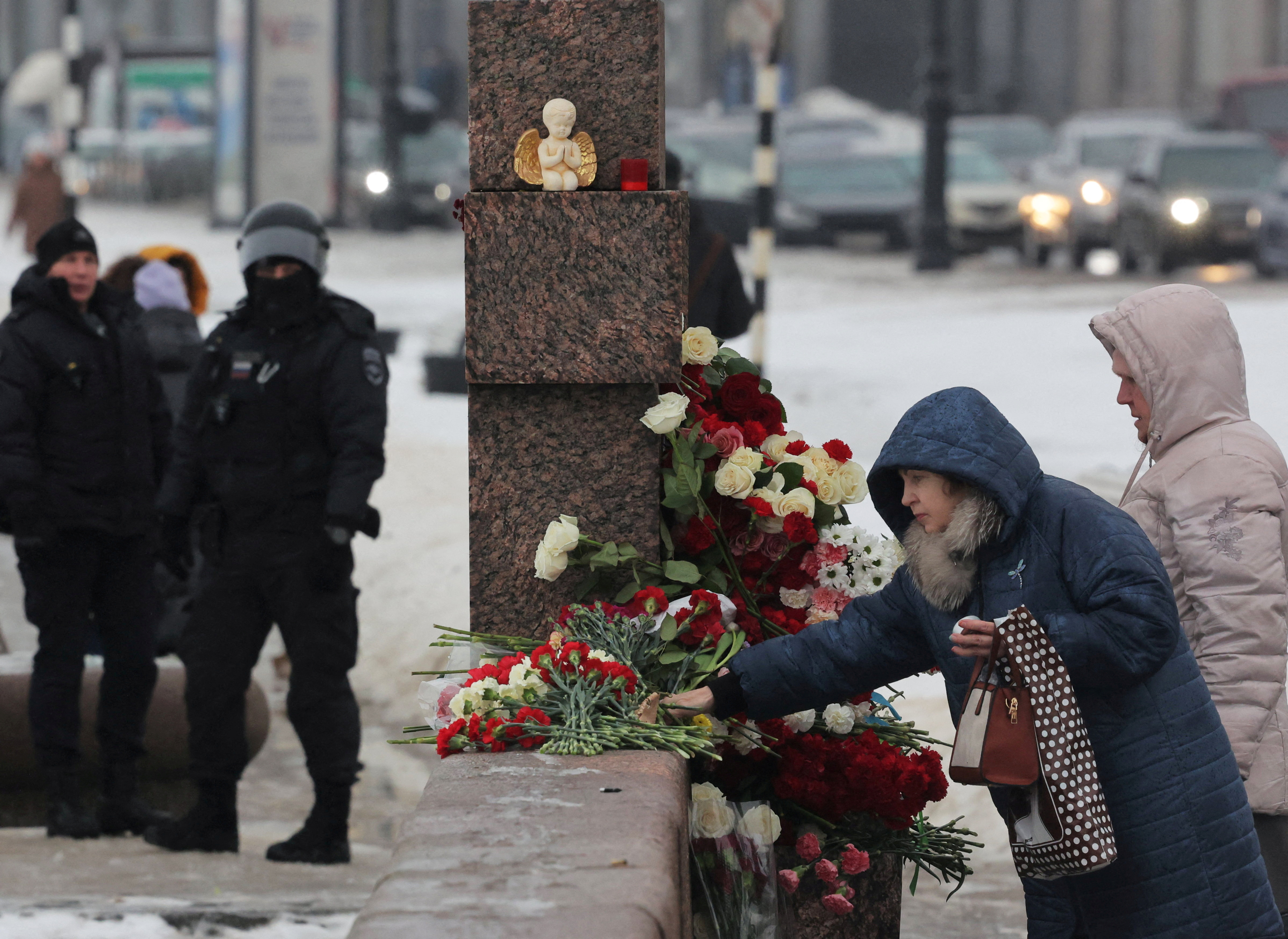 In pictures: Hundreds detained at memorials for Navalny in Russia ...