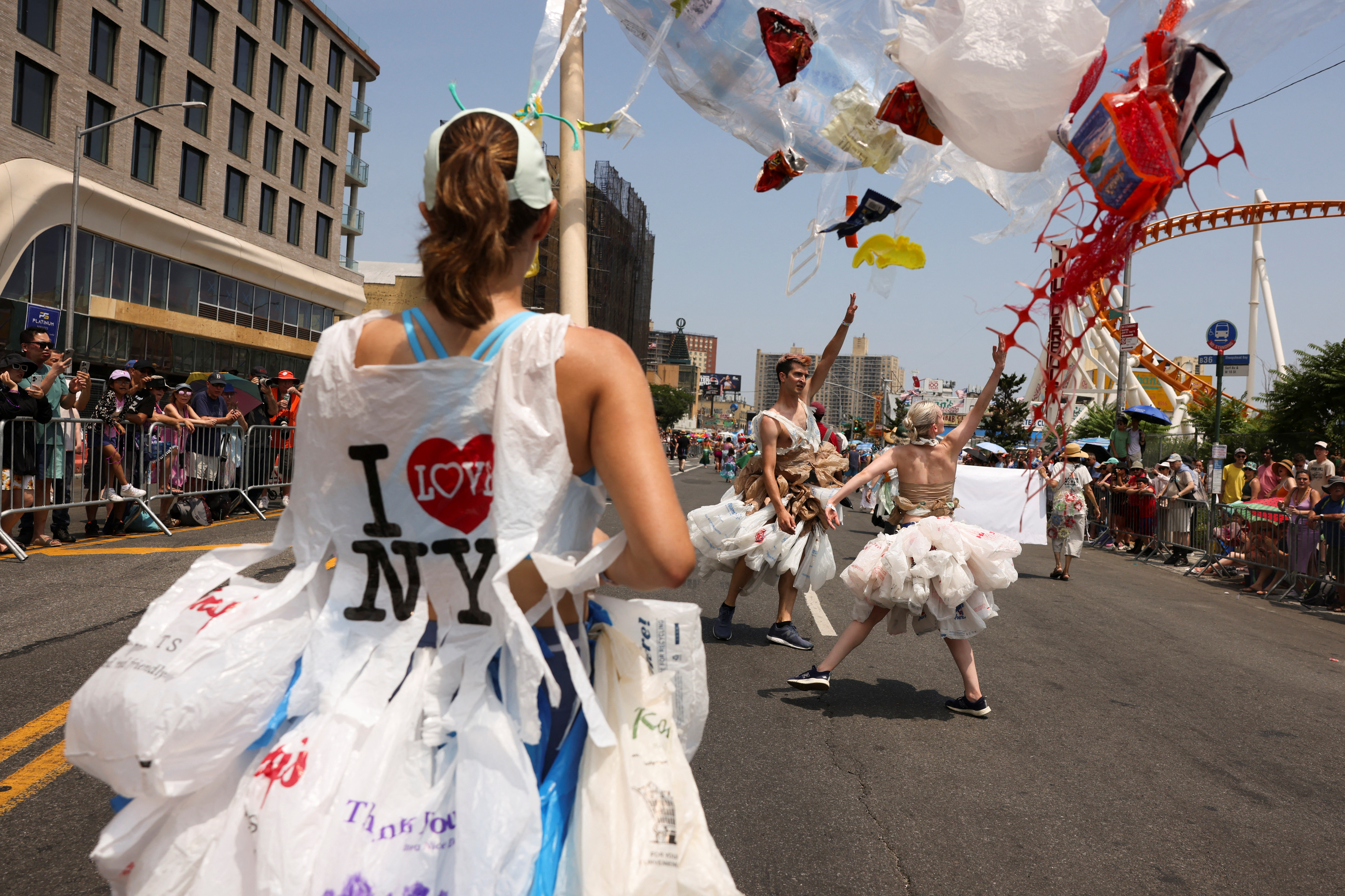 In pictures: Coney Island mermaids - June 24, 2024 | ロイター