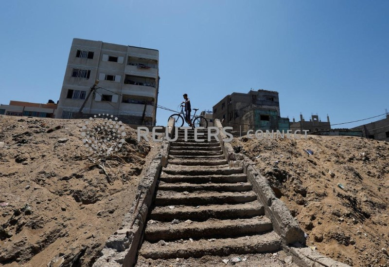Palestinians strive to stop Gaza shore erosion with concrete and rubble ...