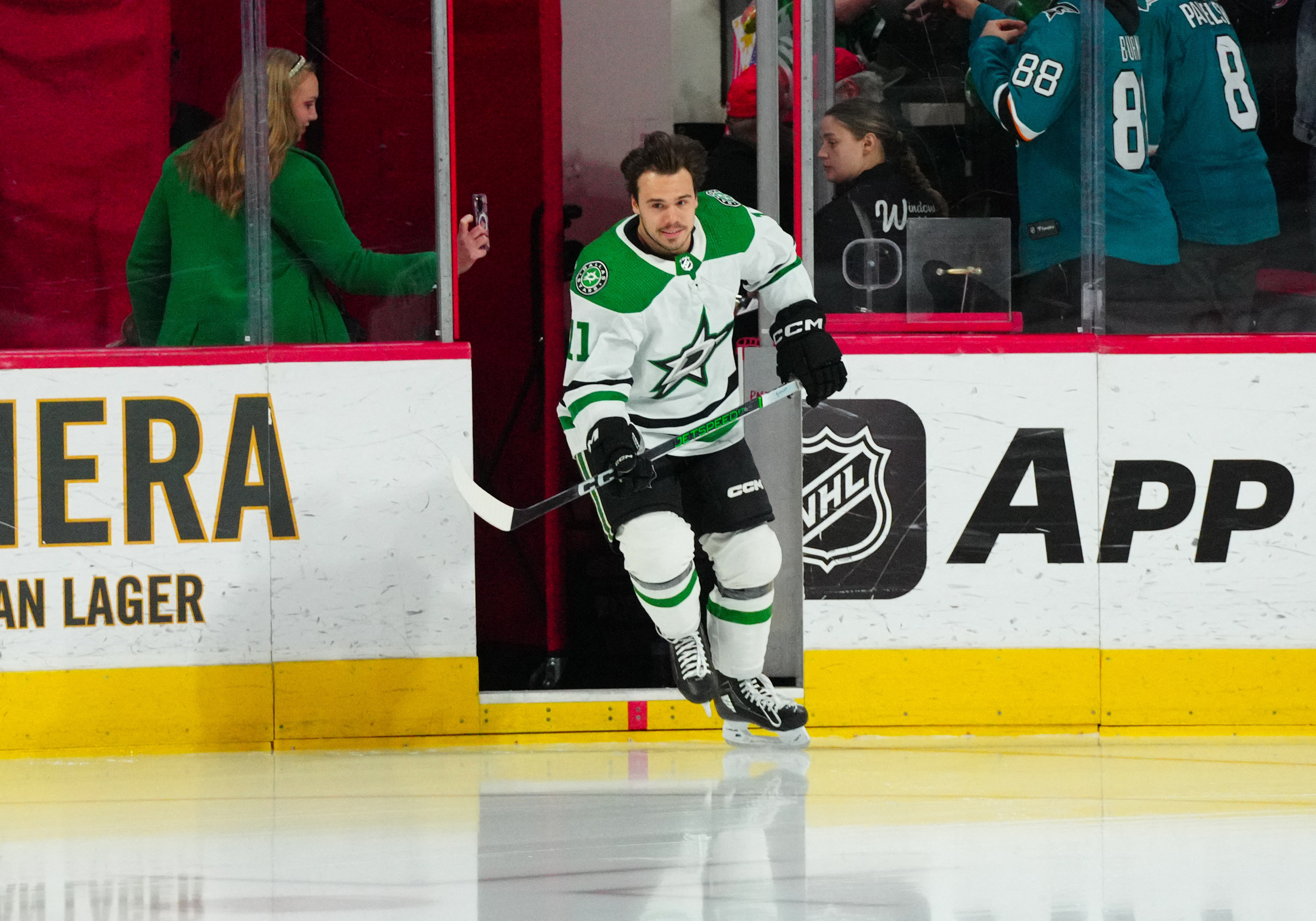 Stars edge Hurricanes to halt winless streak | Reuters