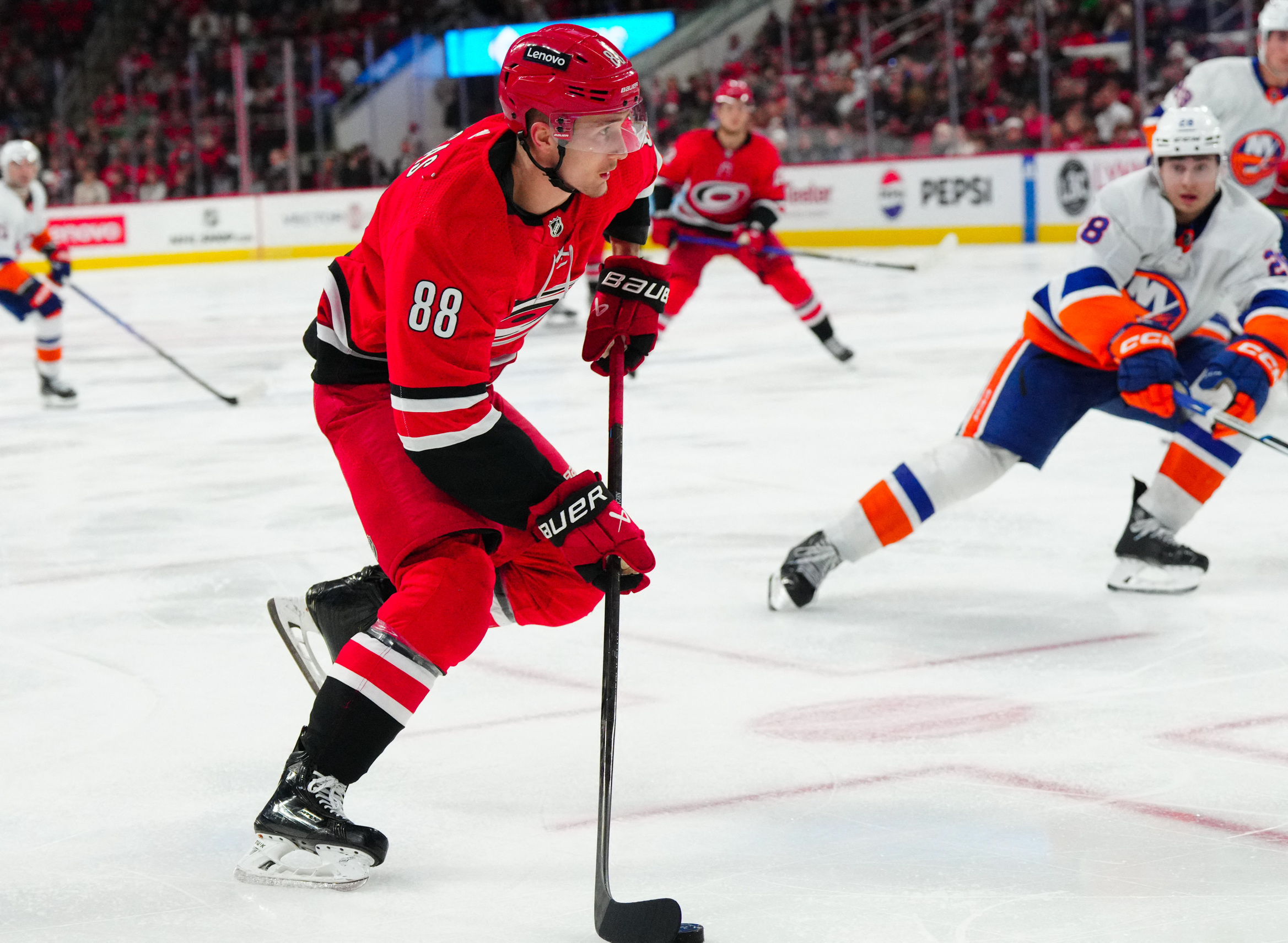 Anders Lee, Islanders clip Hurricanes | Reuters