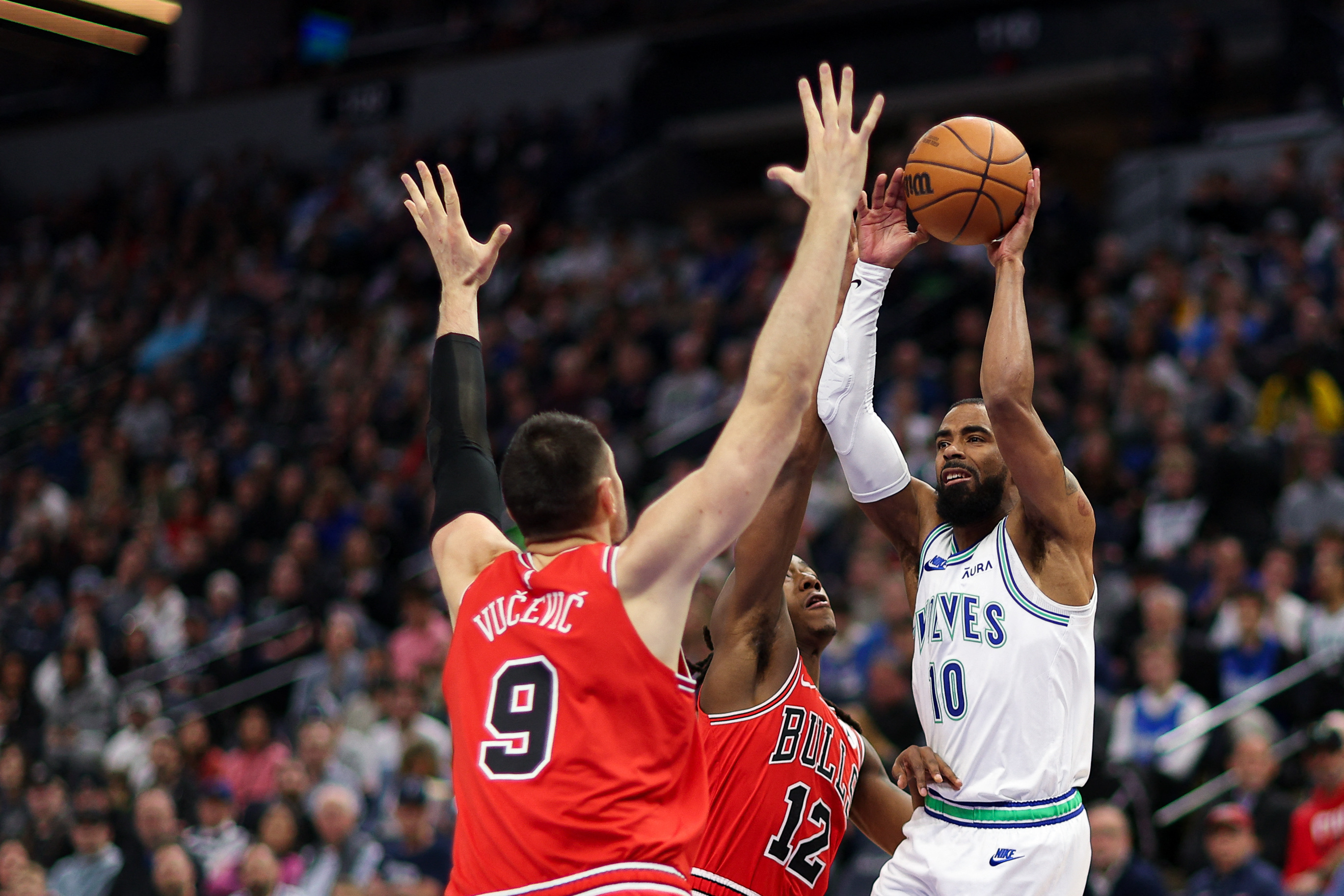 DeMar DeRozan, Bulls hold off Wolves | Reuters