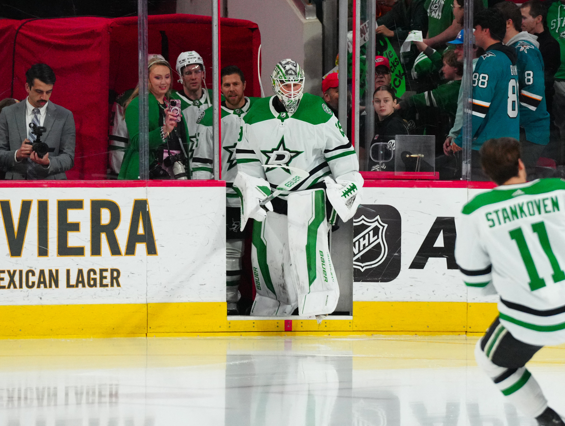 Stars edge Hurricanes to halt winless streak | Reuters