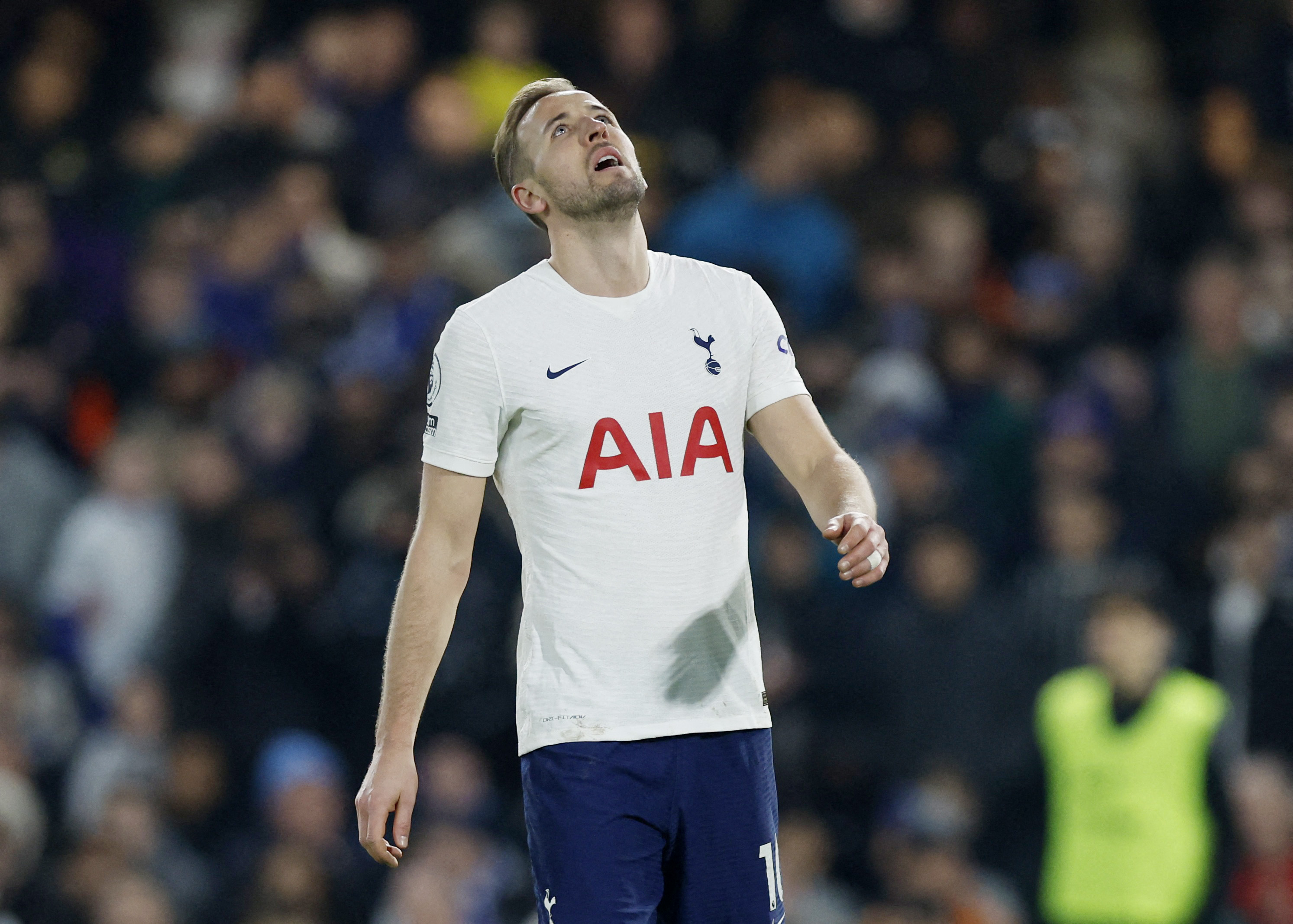 Liverpool edge closer to City, Chelsea back to winning ways | Reuters