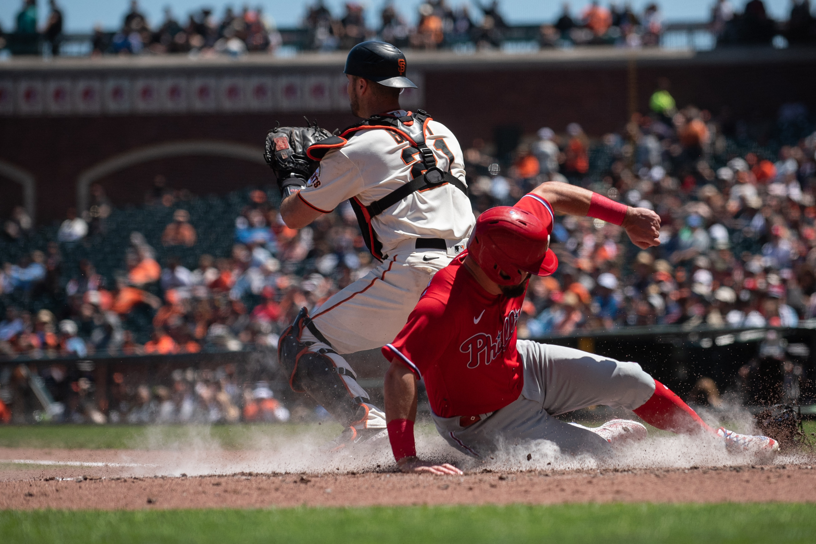 Giants edge Phillies 7-4 to complete series sweep | Reuters