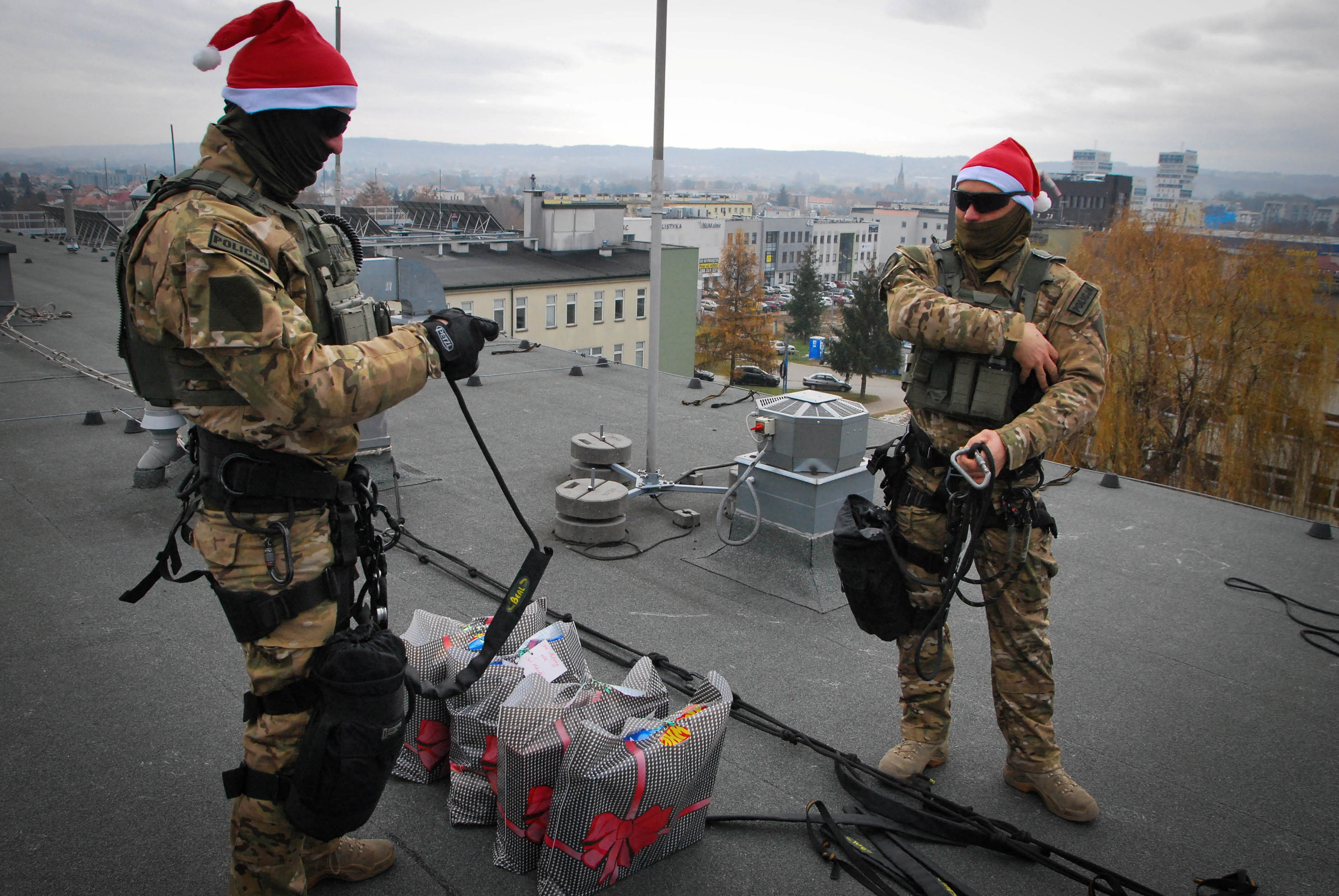 Polish counter-terrorism police help Santa Claus | Reuters