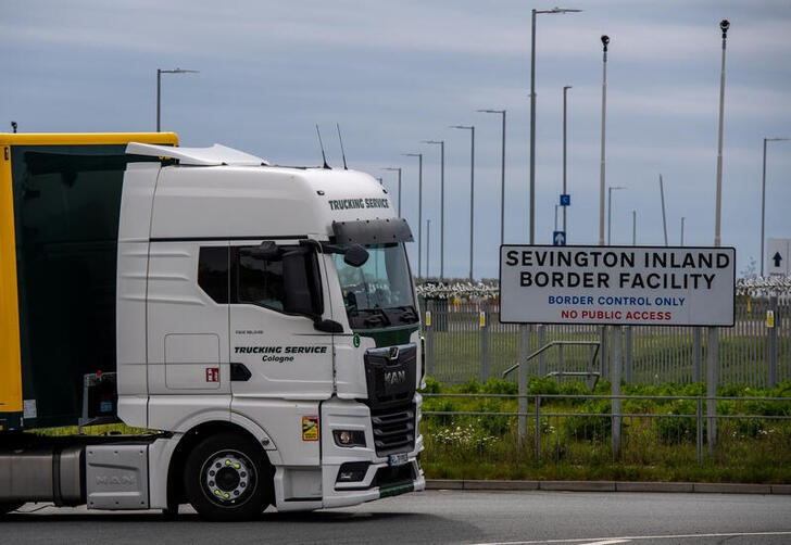 Britain starts physical checks on fresh food imports from the EU | Reuters