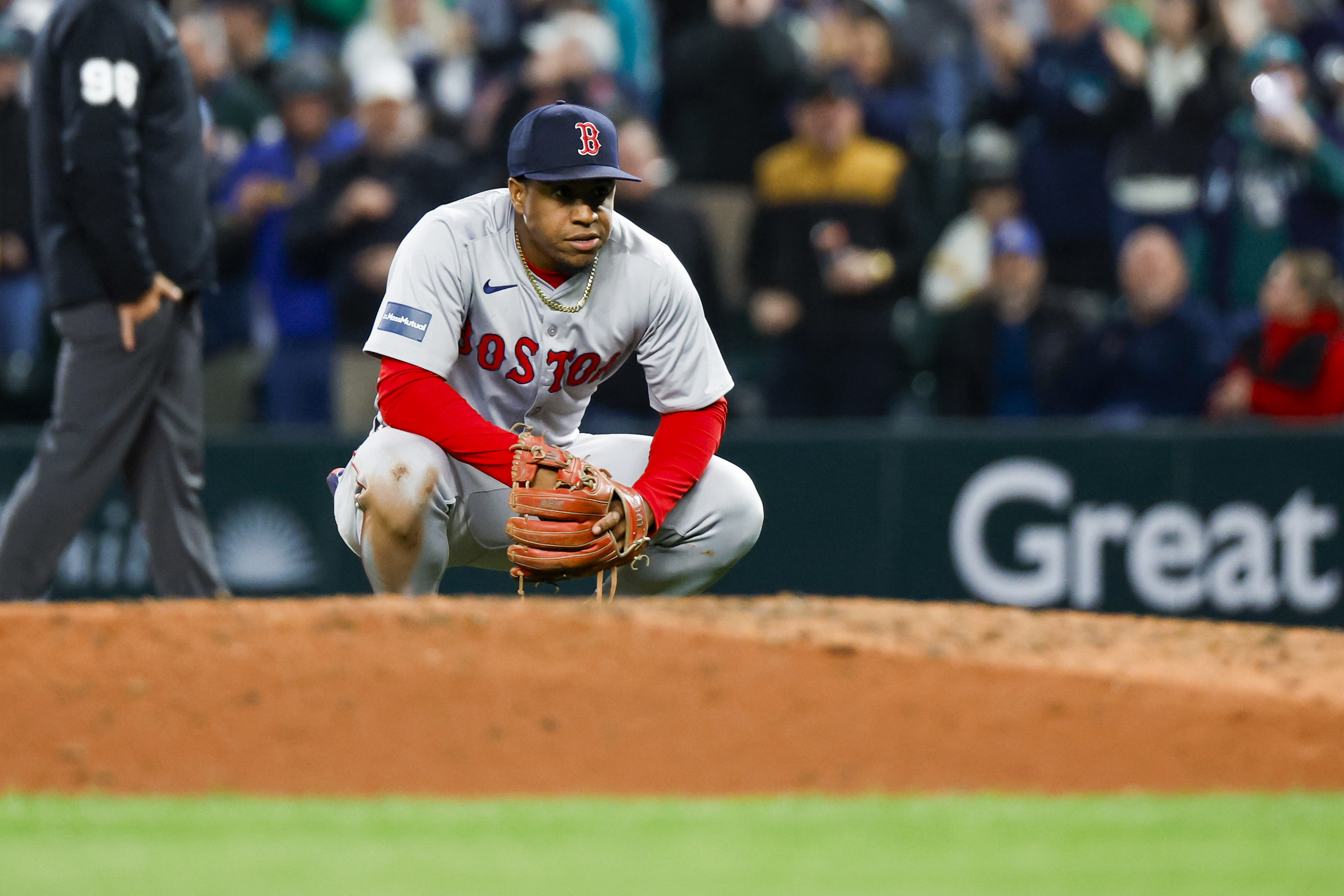 Mariners score three in 10th to stun Red Sox | Reuters