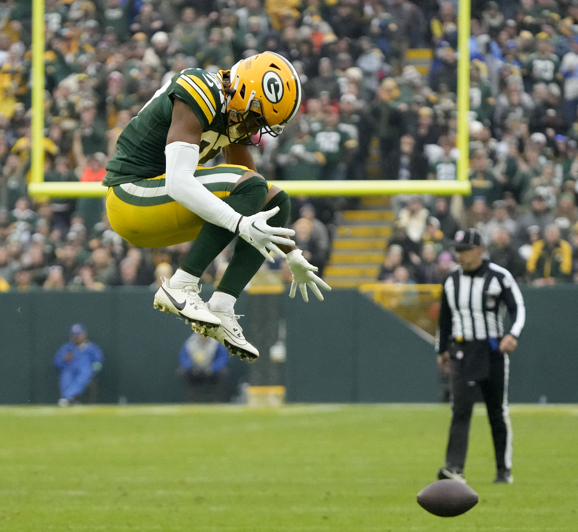 Packers shut down Rams 20-3, end losing skid | Reuters