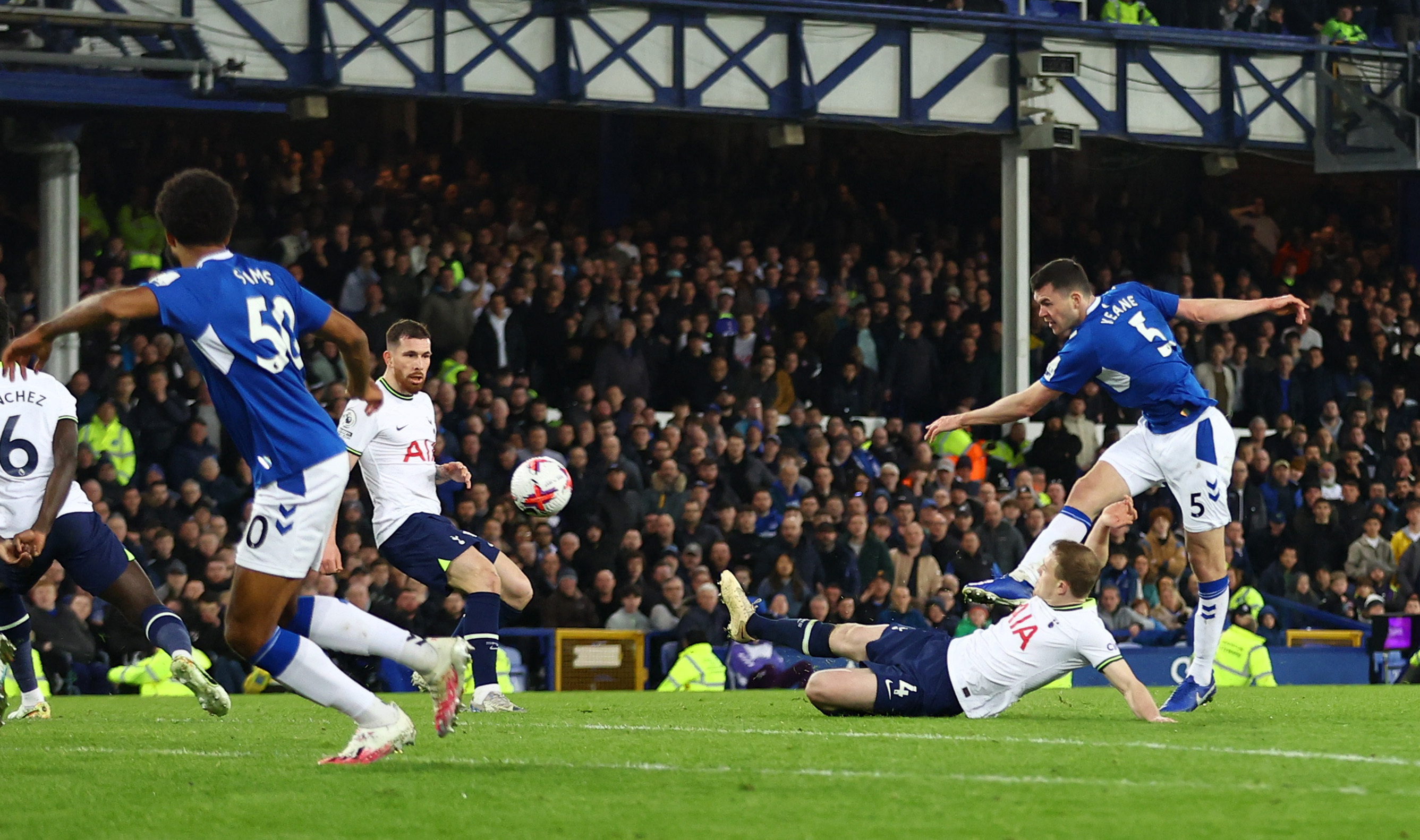 Keane scores late goal in Everton's 1-1 draw with Spurs | Reuters