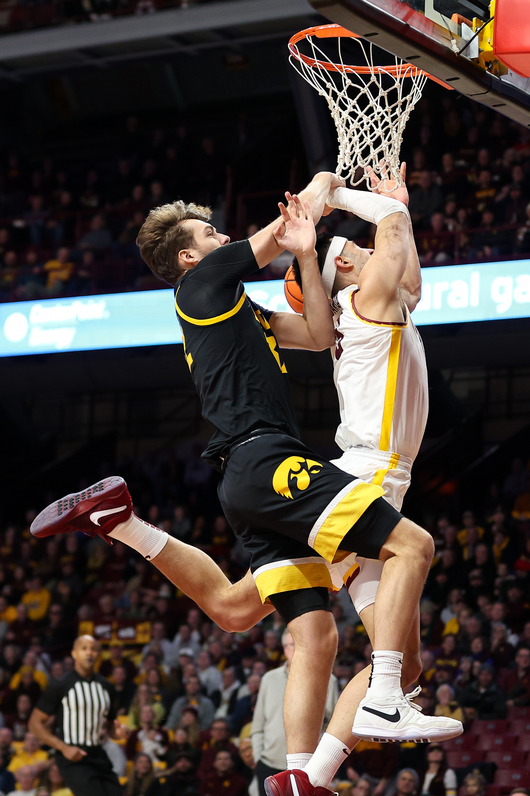 Iowa tops Minnesota to give Fran McCaffery program wins mark | Reuters