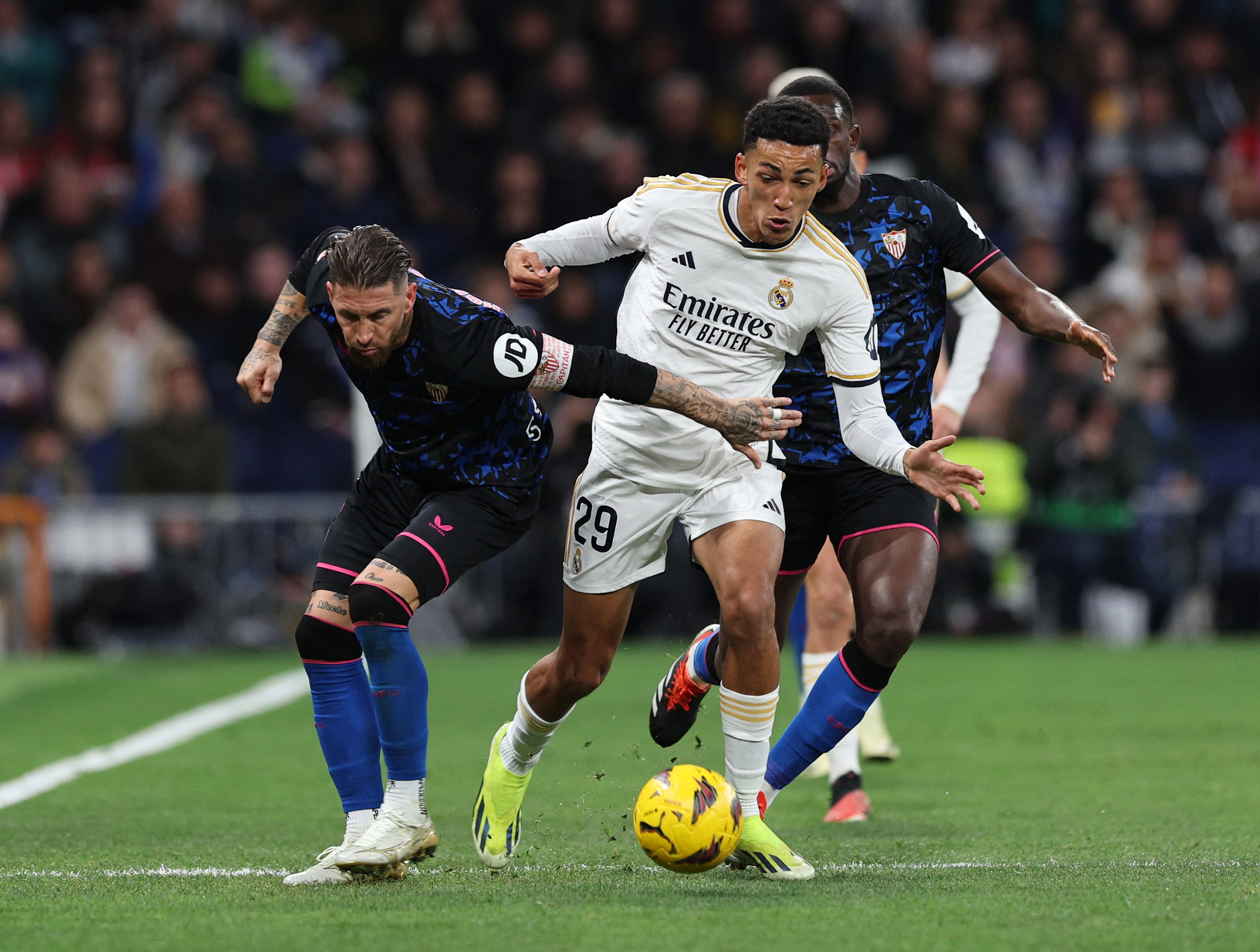 Modric stunner helps Real Madrid extend lead at the top | Reuters