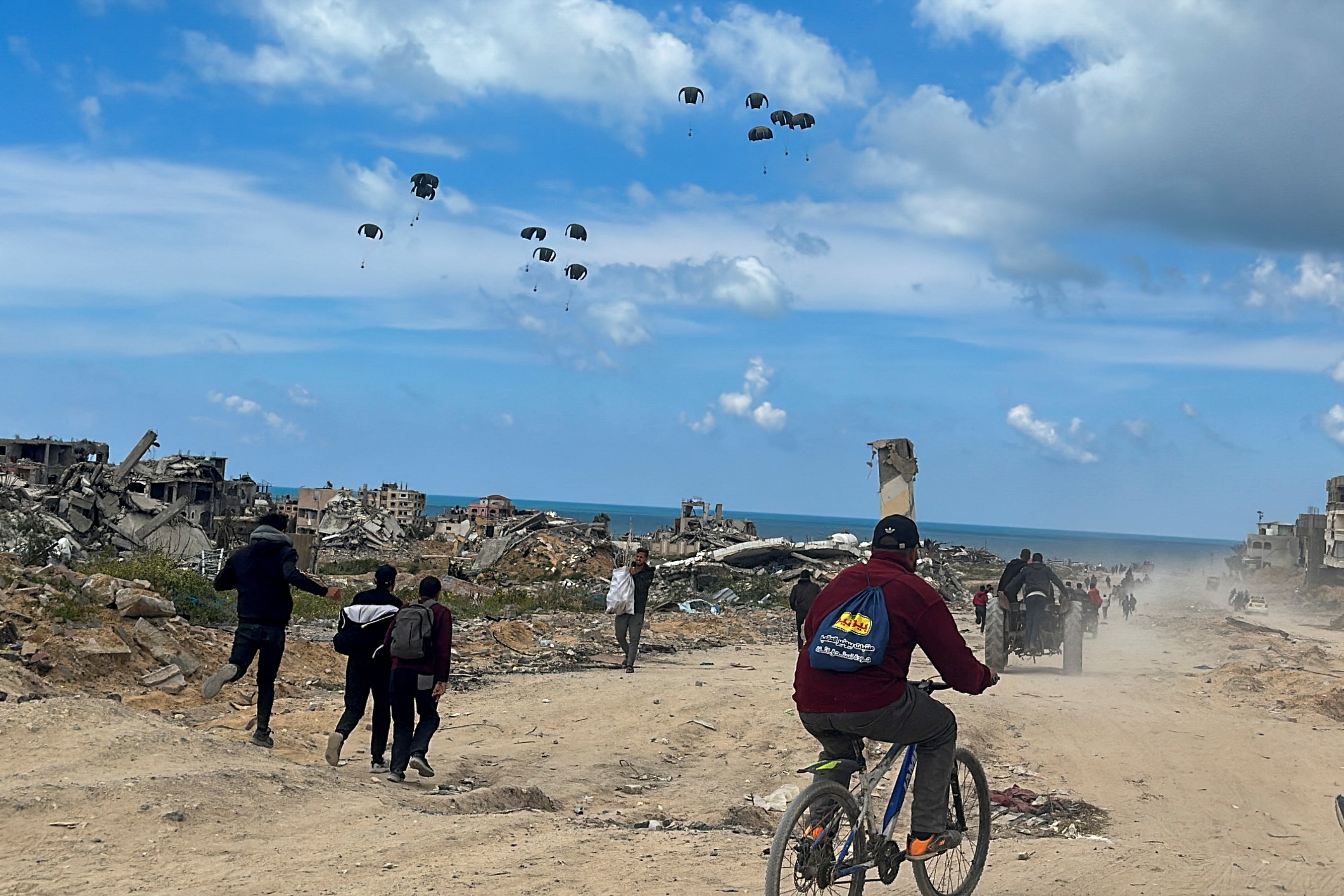 Twelve drown trying to reach aid off Gaza beach, Palestinian ...