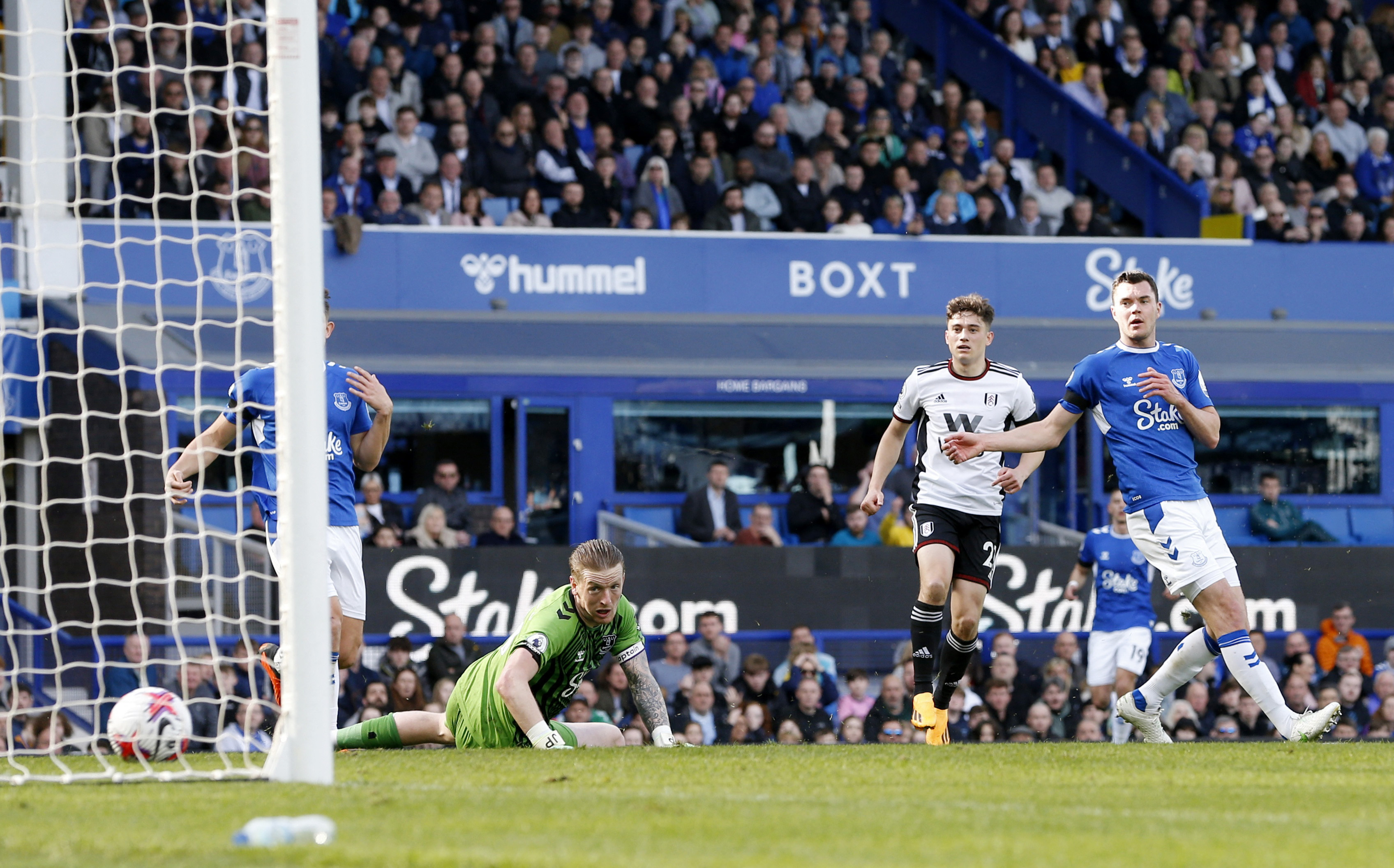 Fulham deepen Everton's relegation woes with 3-1 win | Reuters