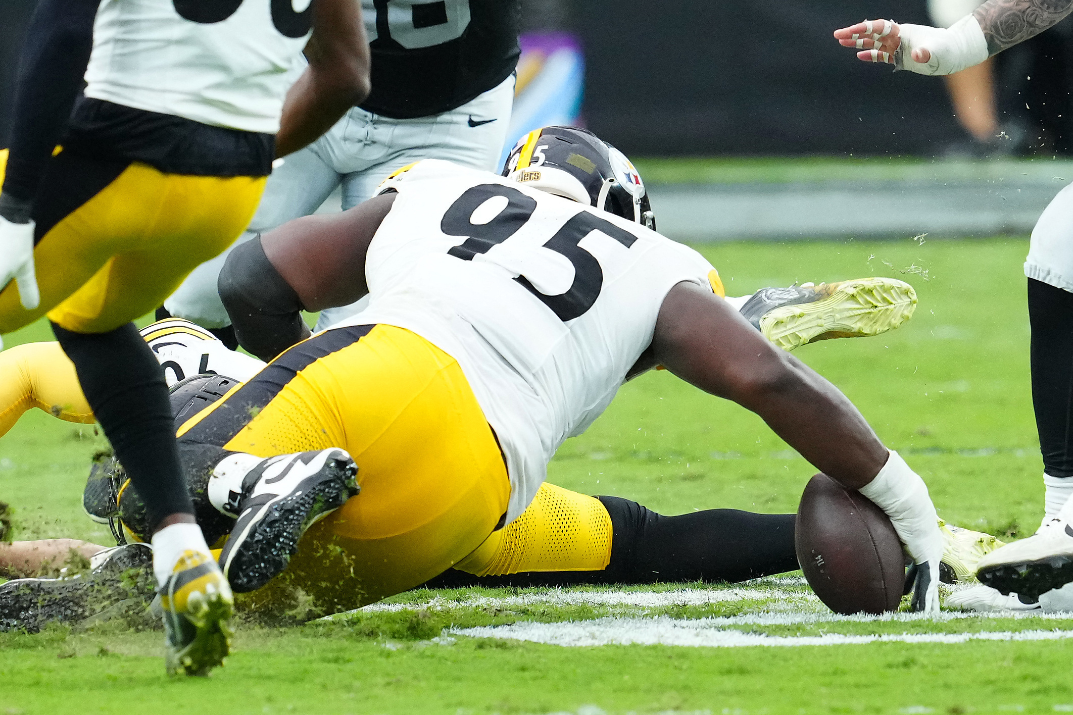 Steelers end 2-game skid with comfortable win vs. Raiders | Reuters