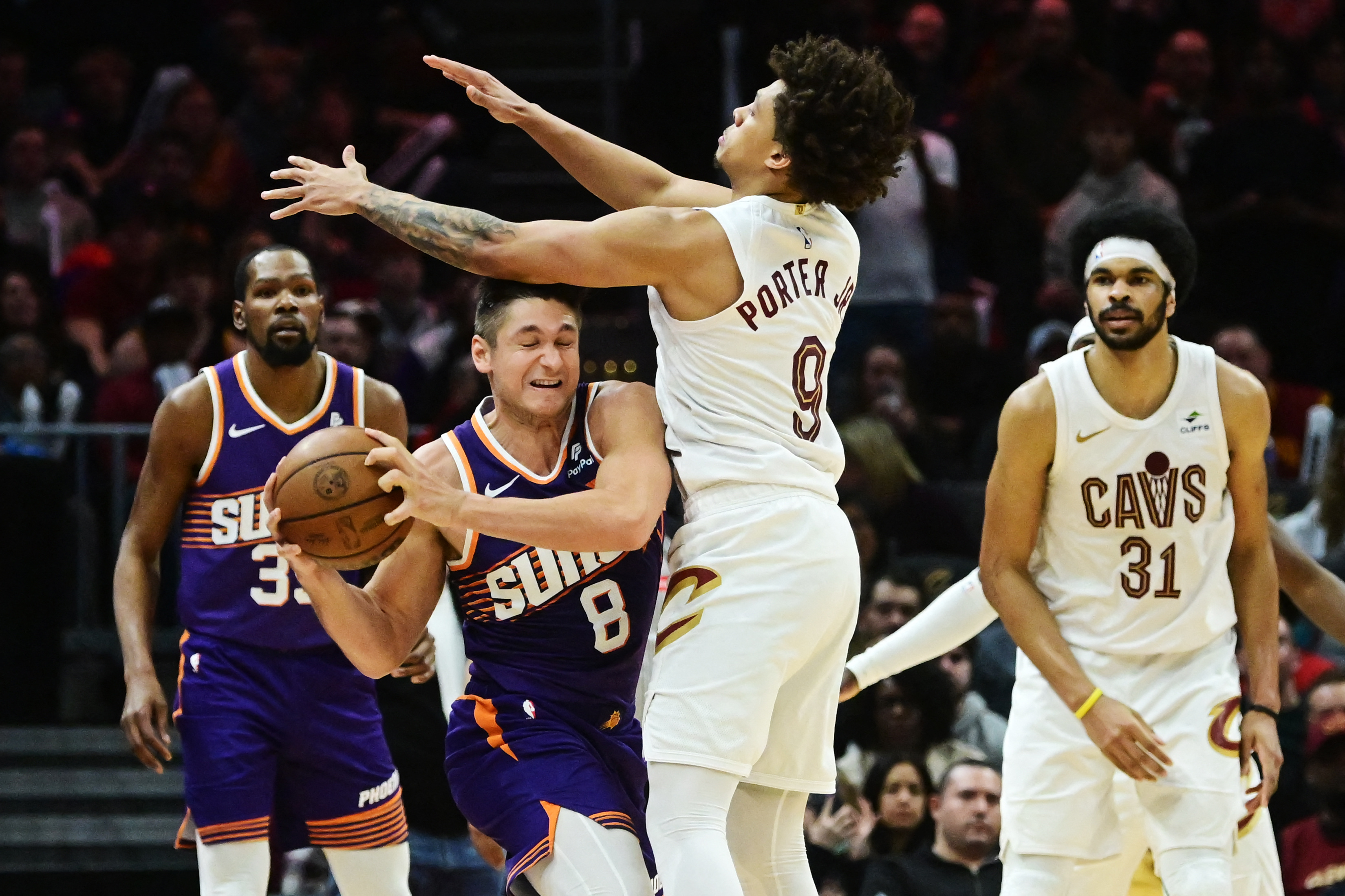 Big 3 helps Suns overtake short-handed Cavaliers | Reuters