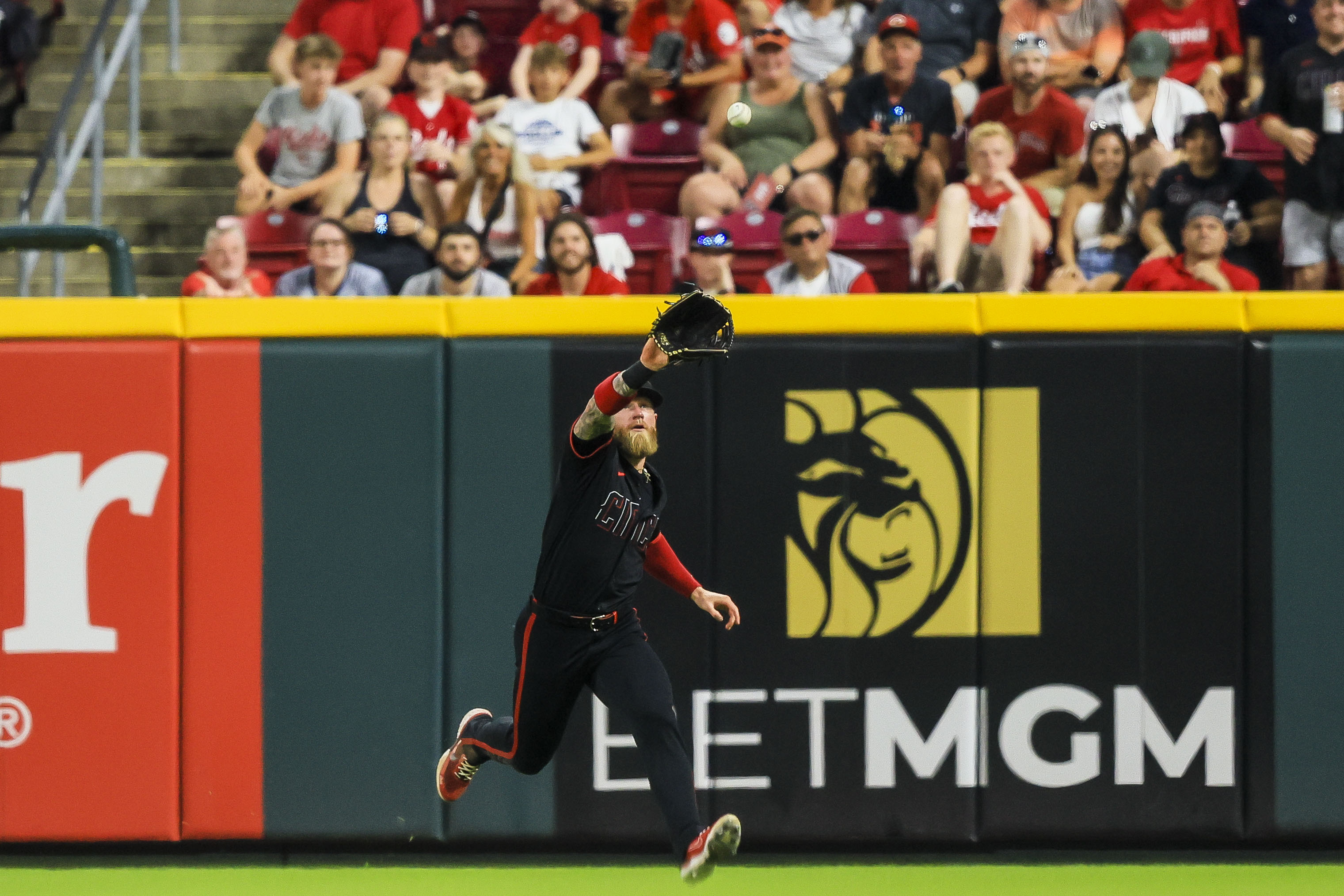 Reds win battle of home runs, top Red Sox | Reuters