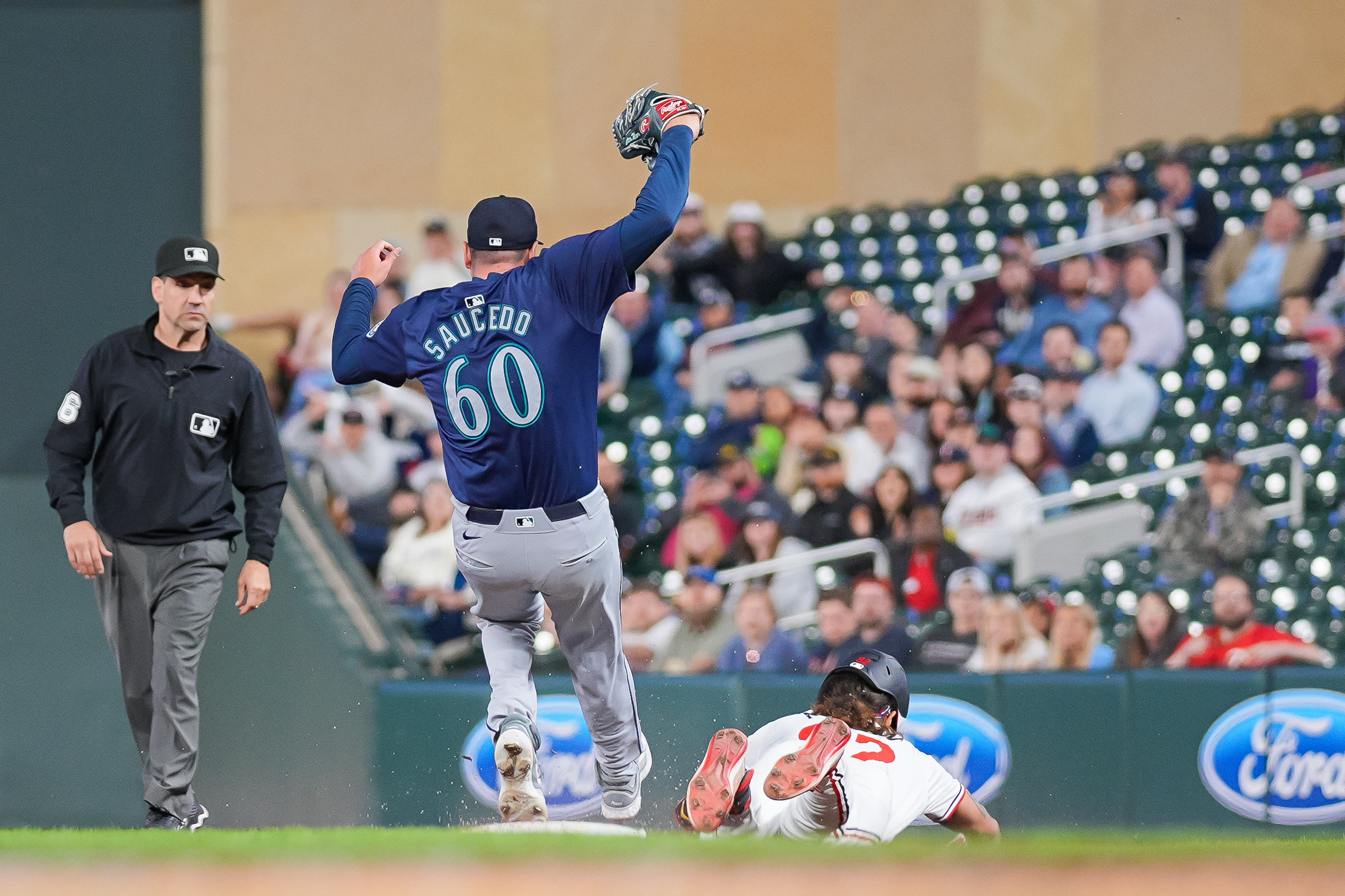 Mariners score 4 in 9th to take down Twins | Reuters