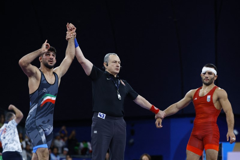 Wrestling-Japanese juggernaut Fujinami ambles to freestyle gold | Reuters