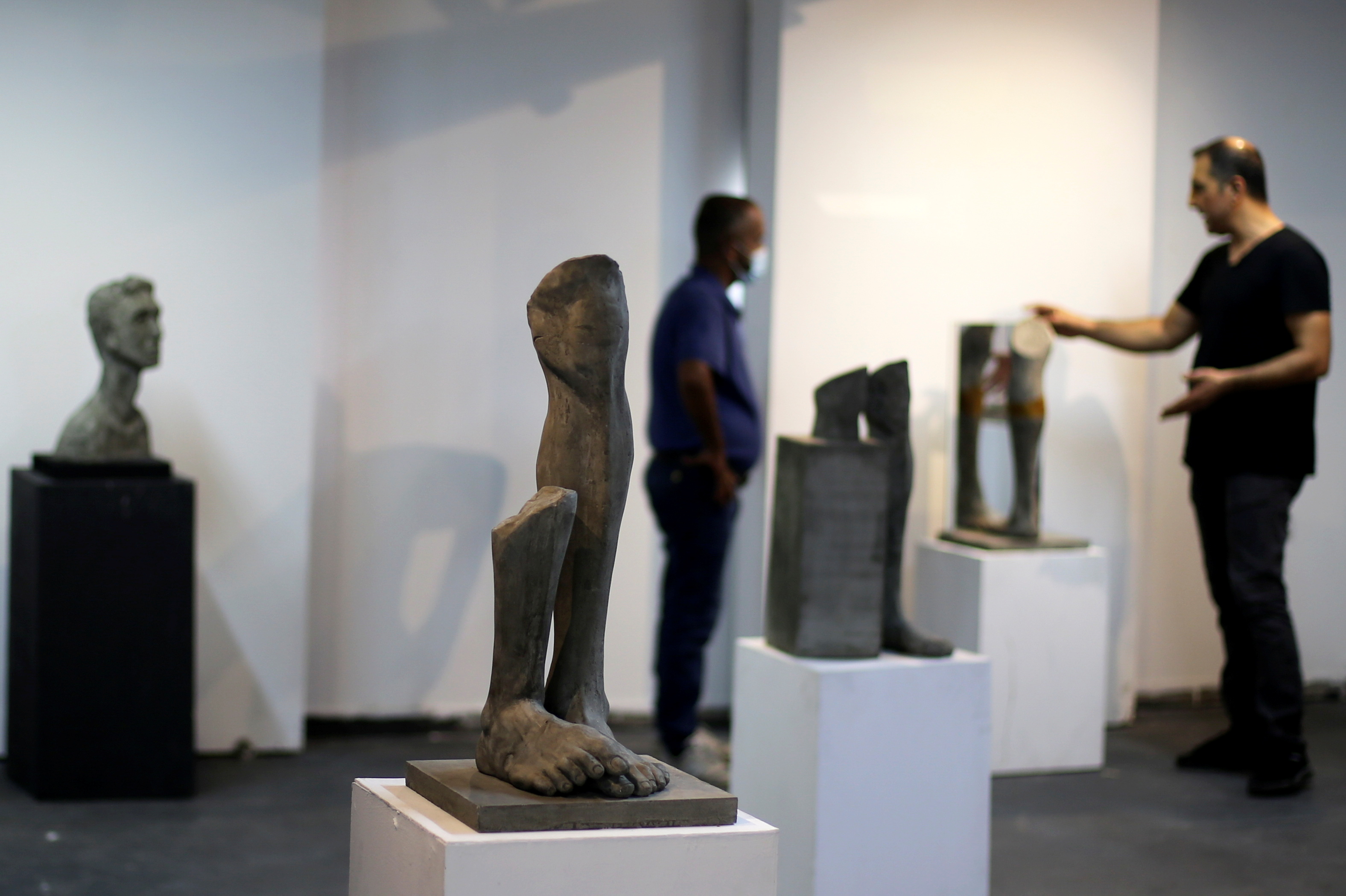 Gaza sculptor exhibits disembodied limbs, inspired by amputees' loss ...