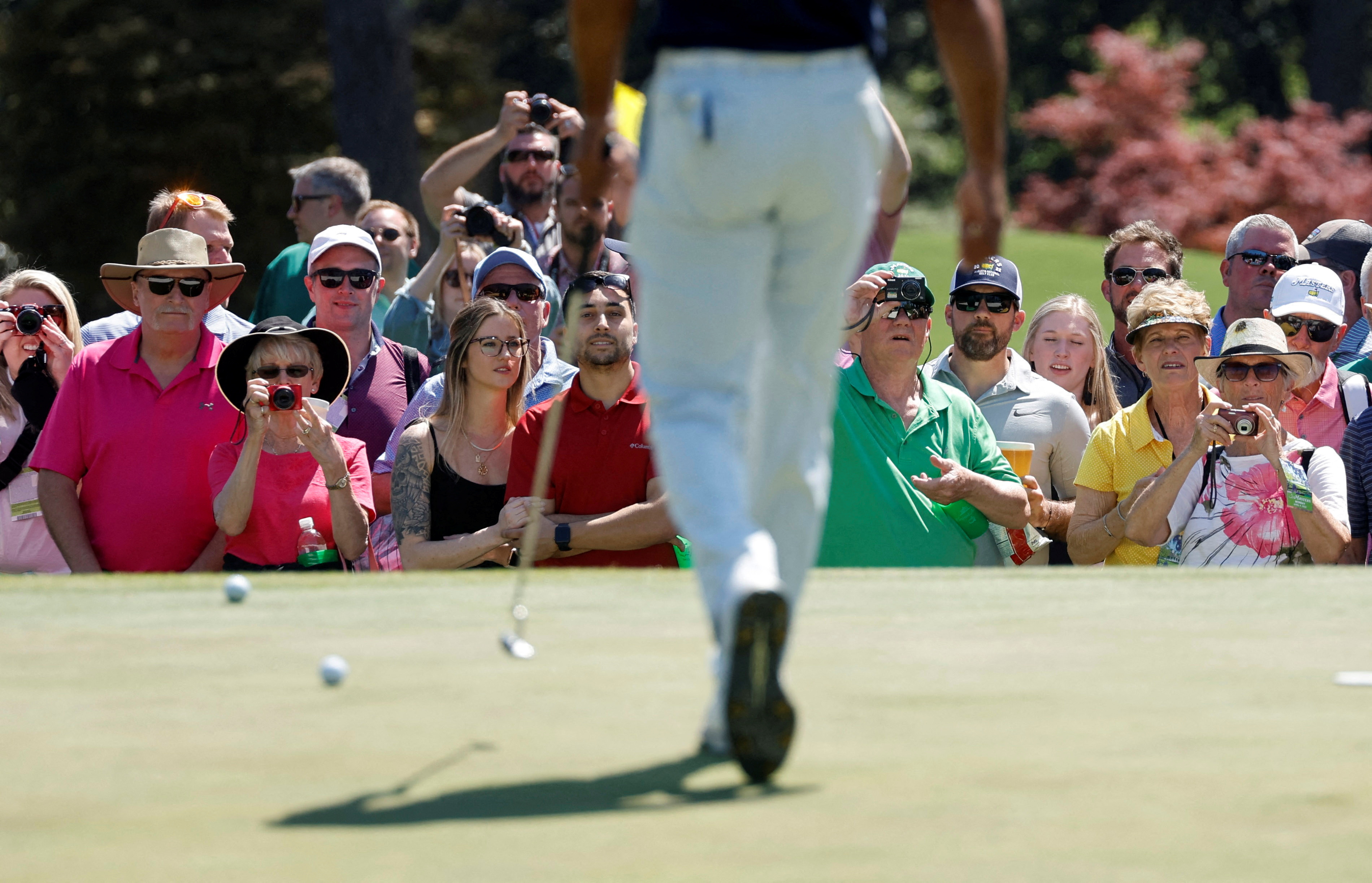 Tigermania sweeps Augusta as Woods keeps Masters guessing | Reuters