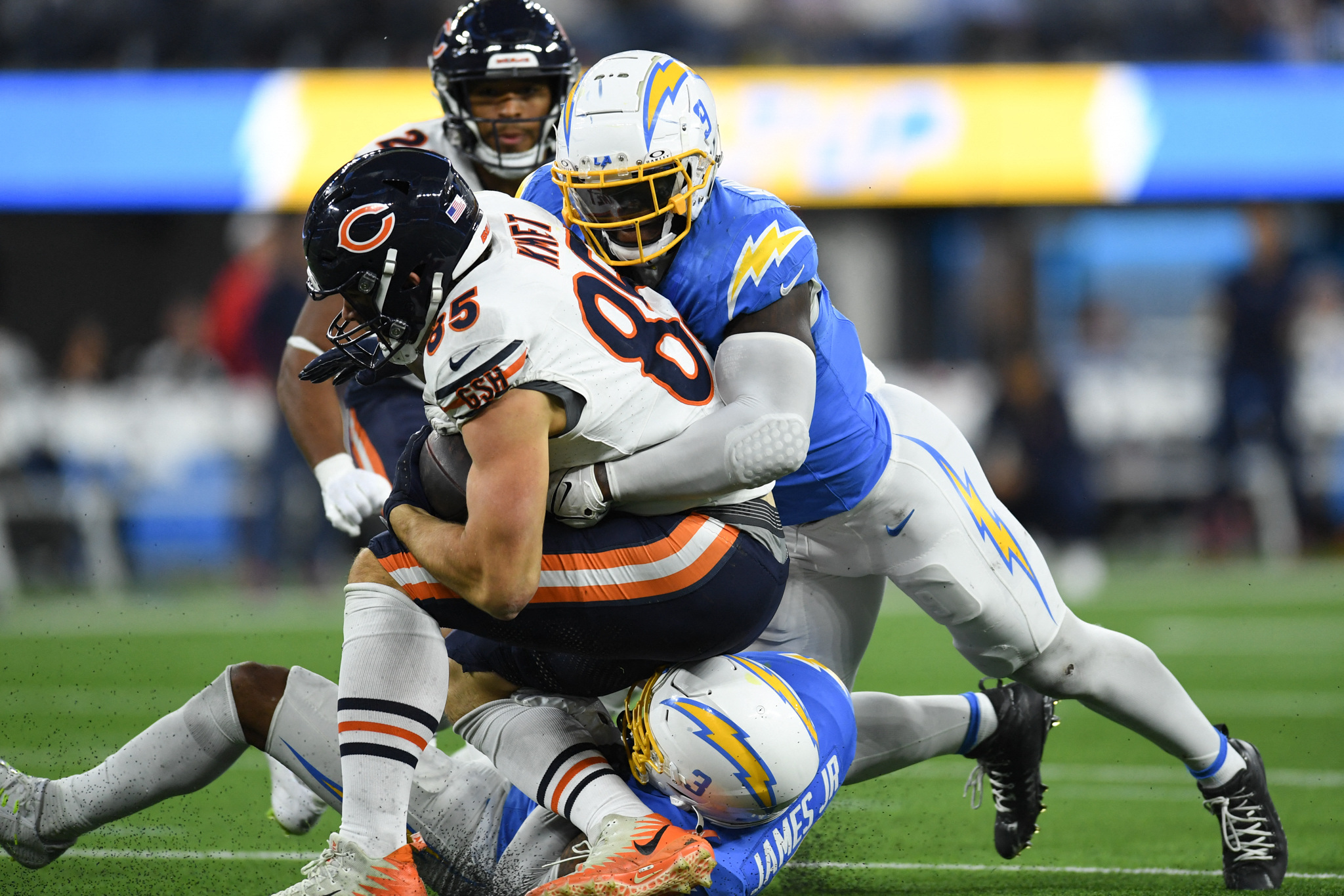 Justin Herbert, Chargers get best of Bears | Reuters