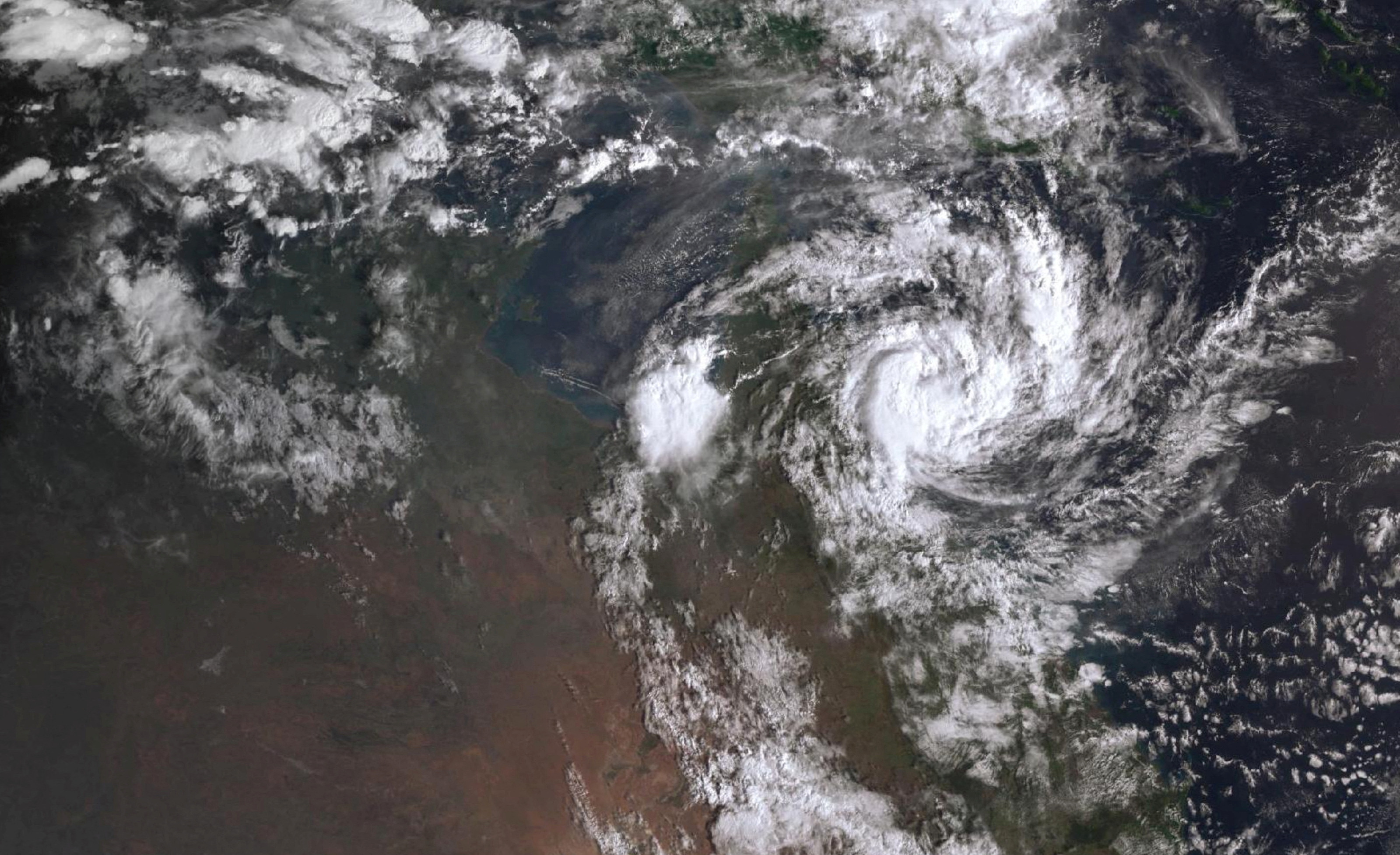 Australian resort towns along Great Barrier Reef brace for cyclone ...